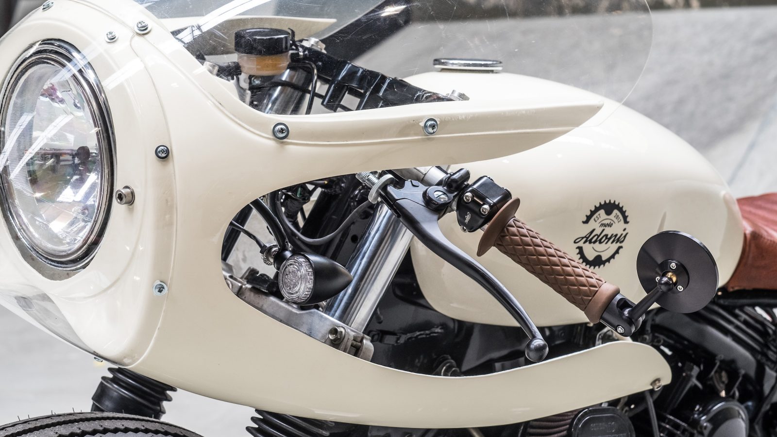 Moto Adonis Yamaha TR1 Cafe Racer