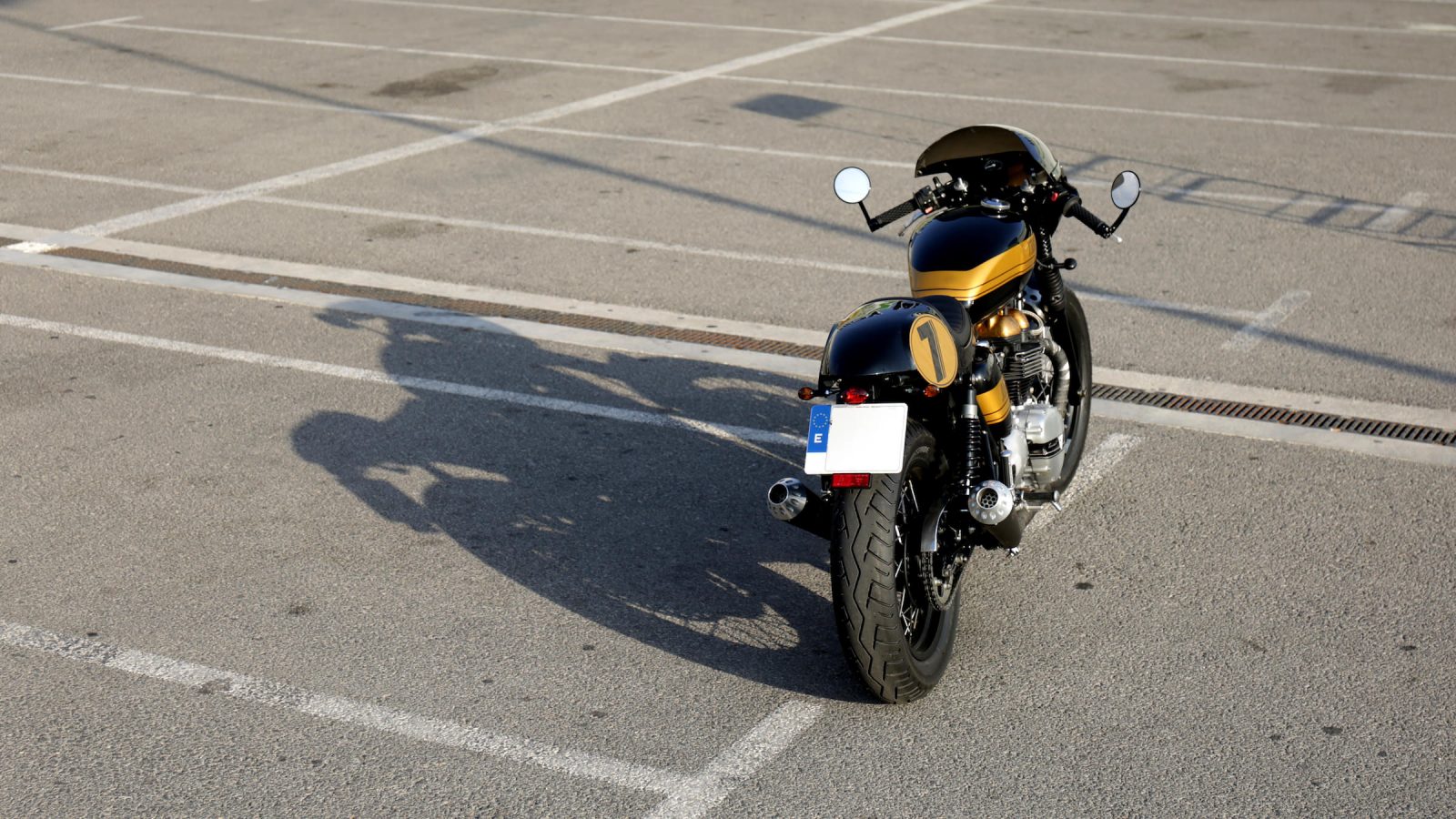 A Retrotastic Triumph Thruxton Custom By Tamarit Motorcycles