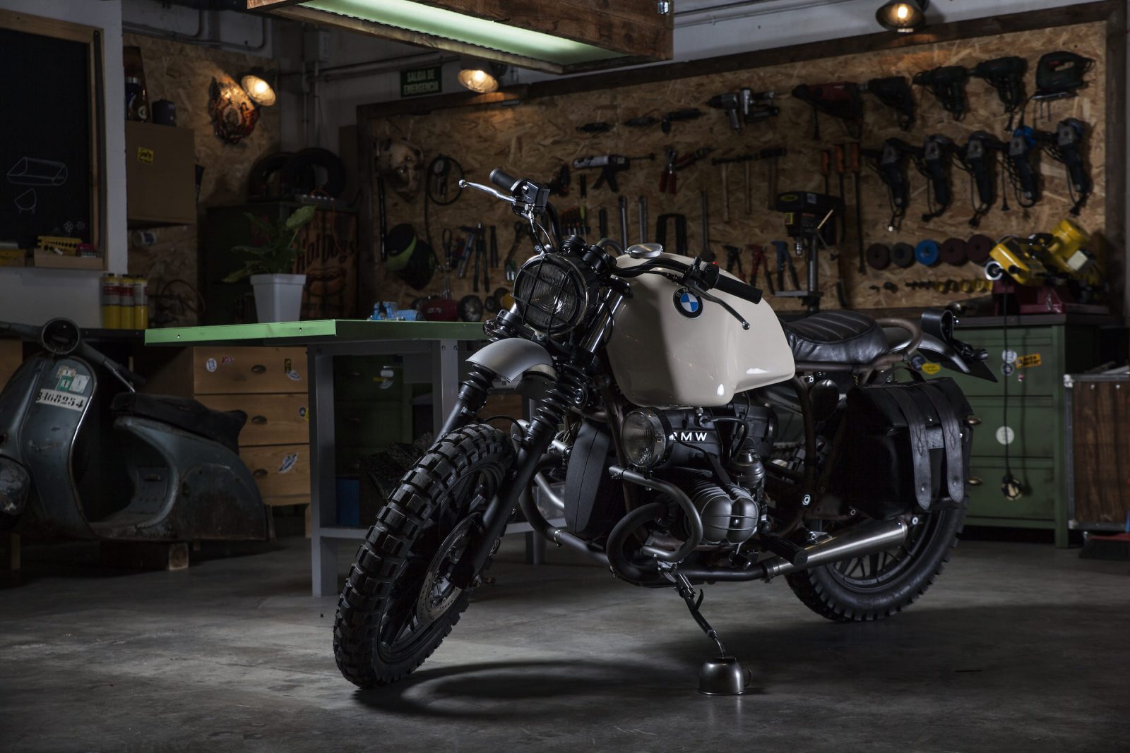 The UFO Garage BMW R100 RS - A German Desert Sled