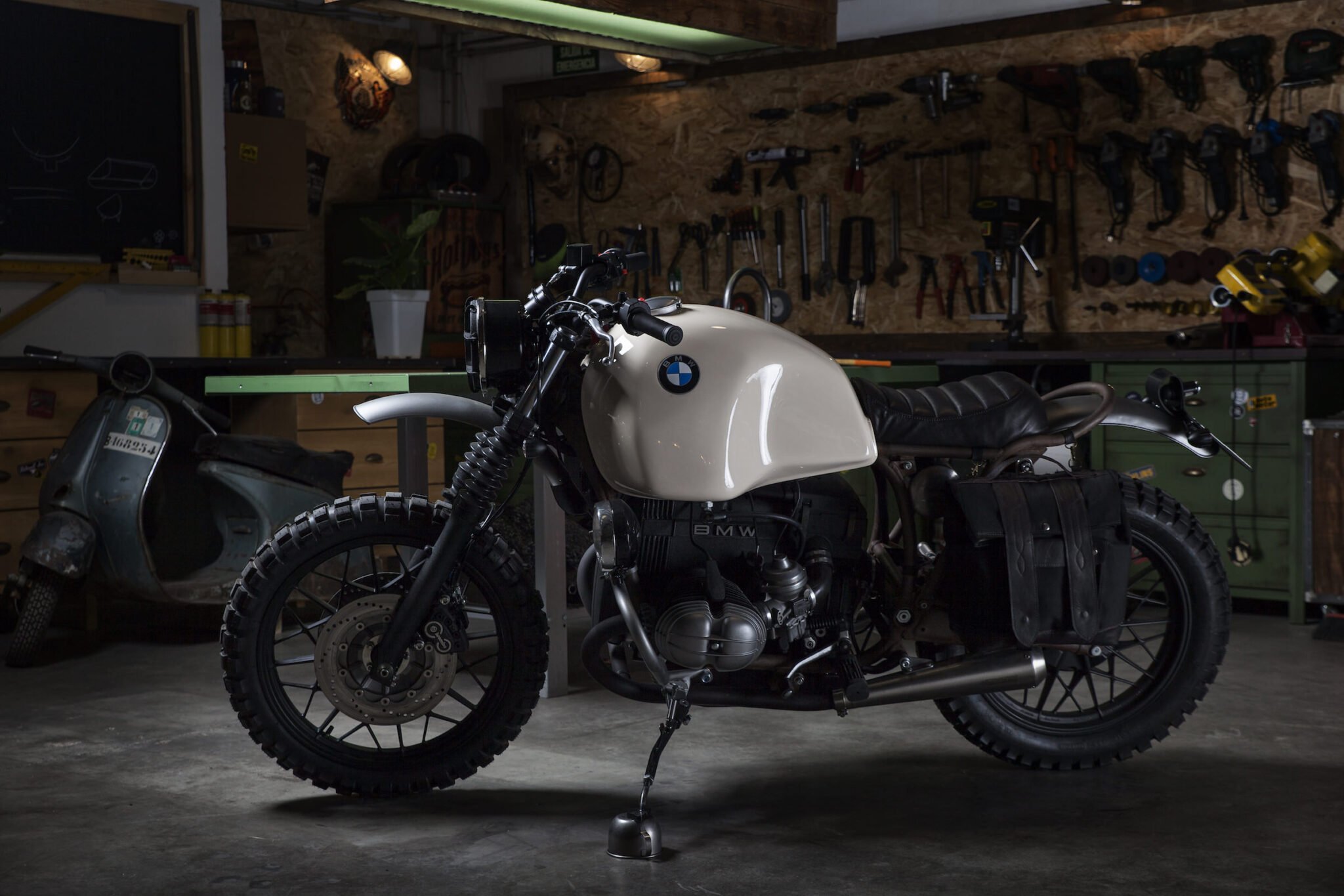 The UFO Garage BMW R100 RS - A German Desert Sled
