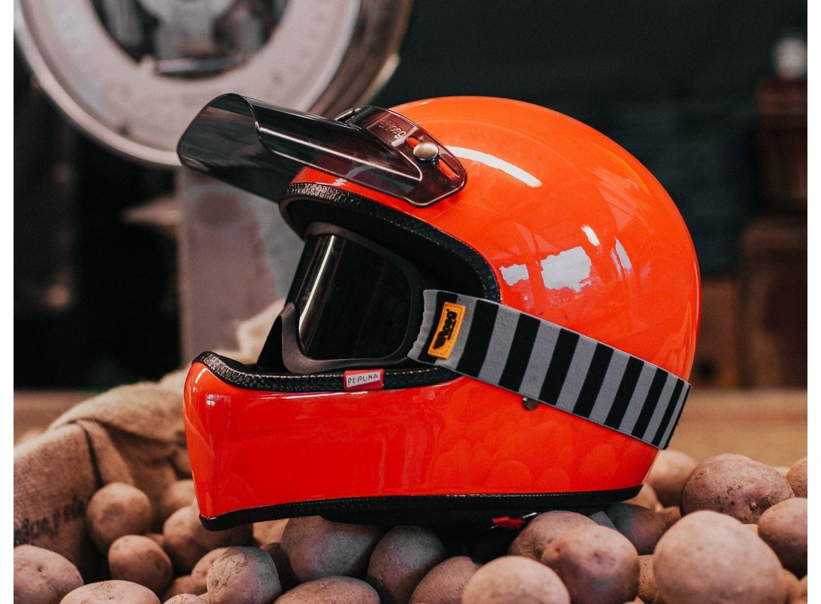 Roeg Pereuna - A New Classically-Styled Full Face Motorcycle Helmet