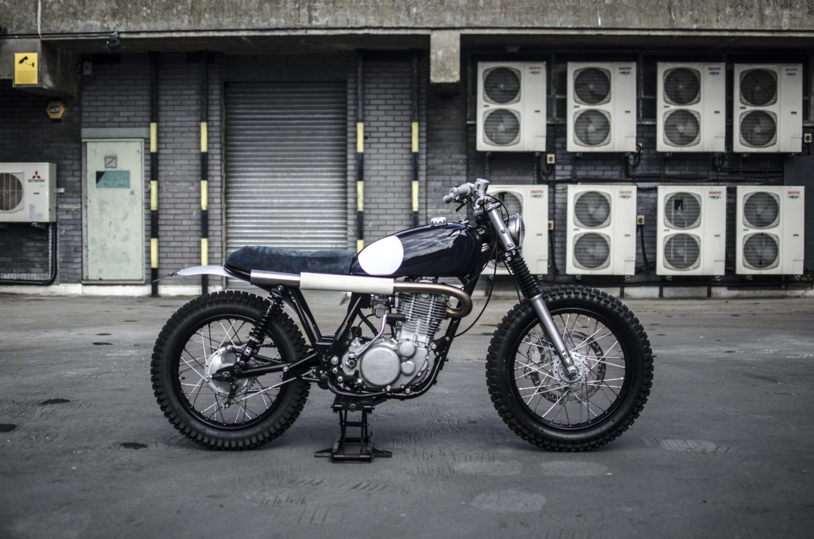 The Auto Fabrica Yamaha SR500 Type 7G - A Minimalist Scram Africa ...