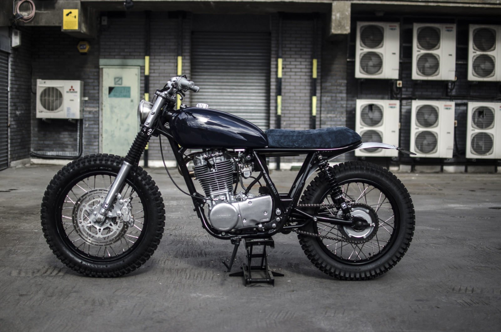The Auto Fabrica Yamaha SR500 Type 7G - A Minimalist Scram Africa ...