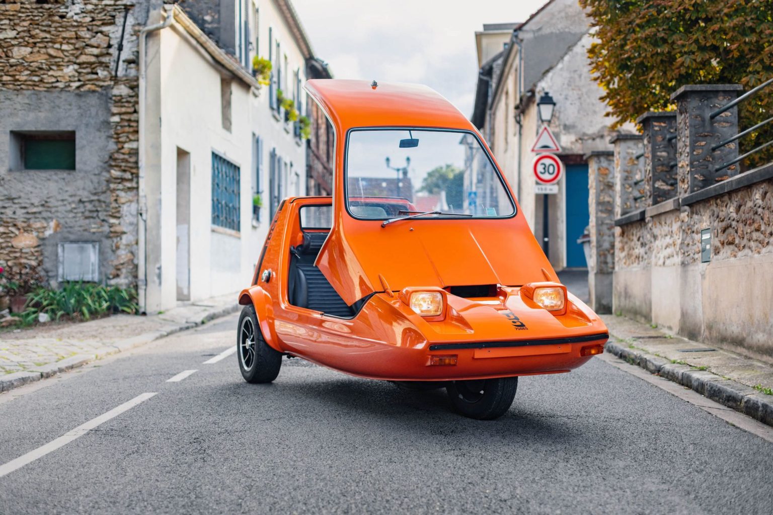 The Super Bond Bug – A 150 bhp Superbike-Powered Three-Wheeler