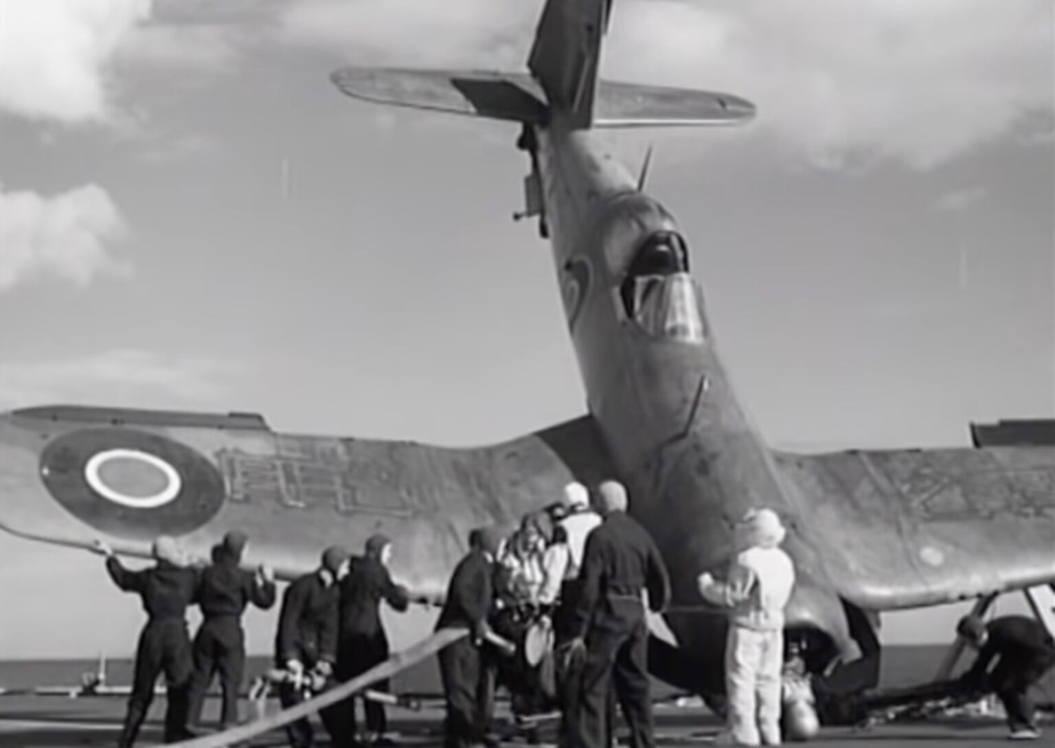 Deck Landing – A WW2-Era Instructional Film For Aircraft Carrier Landings
