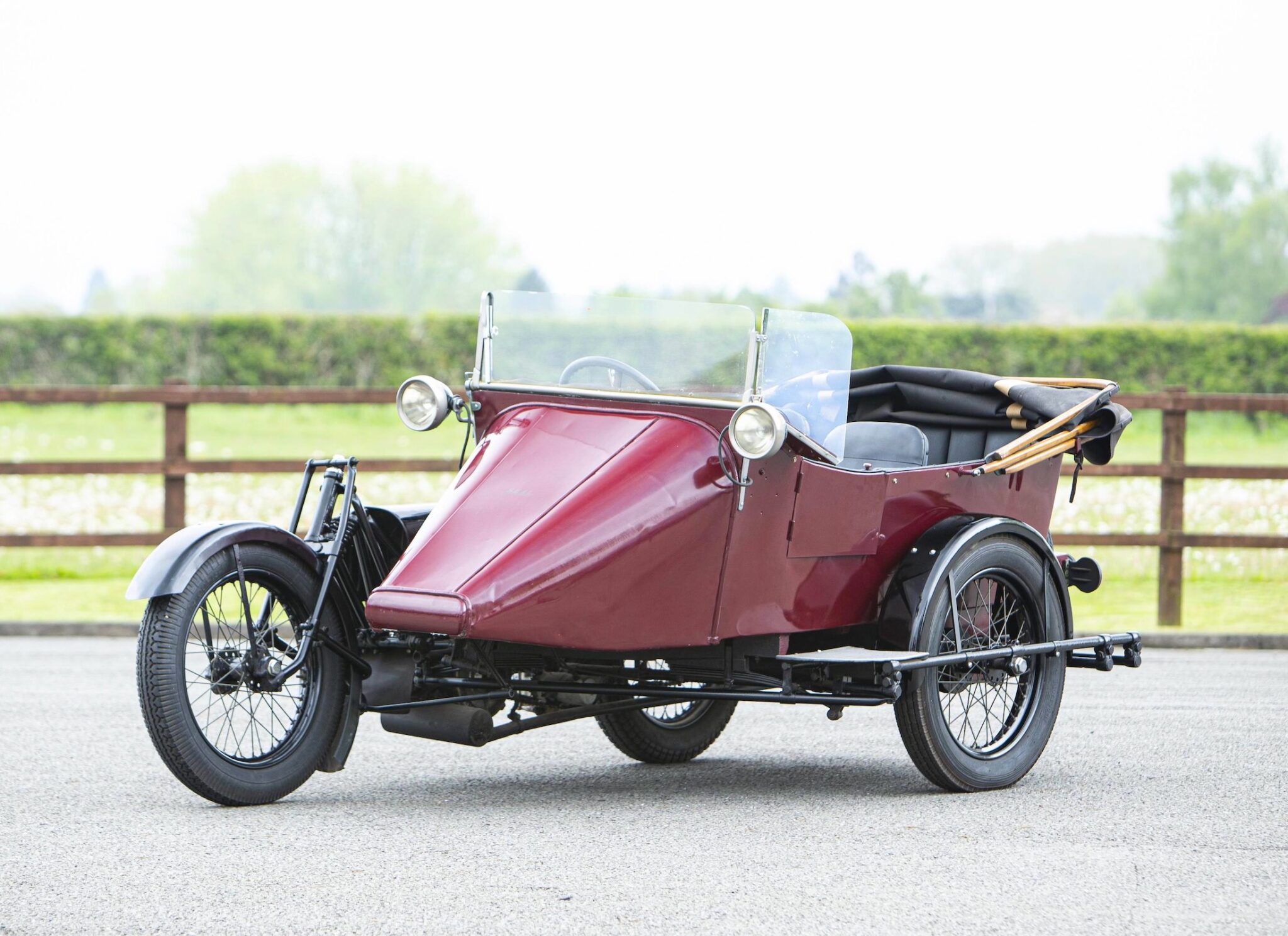 A Car/Motorcycle Hybrid – The SEAL Family Motorcycle Combination