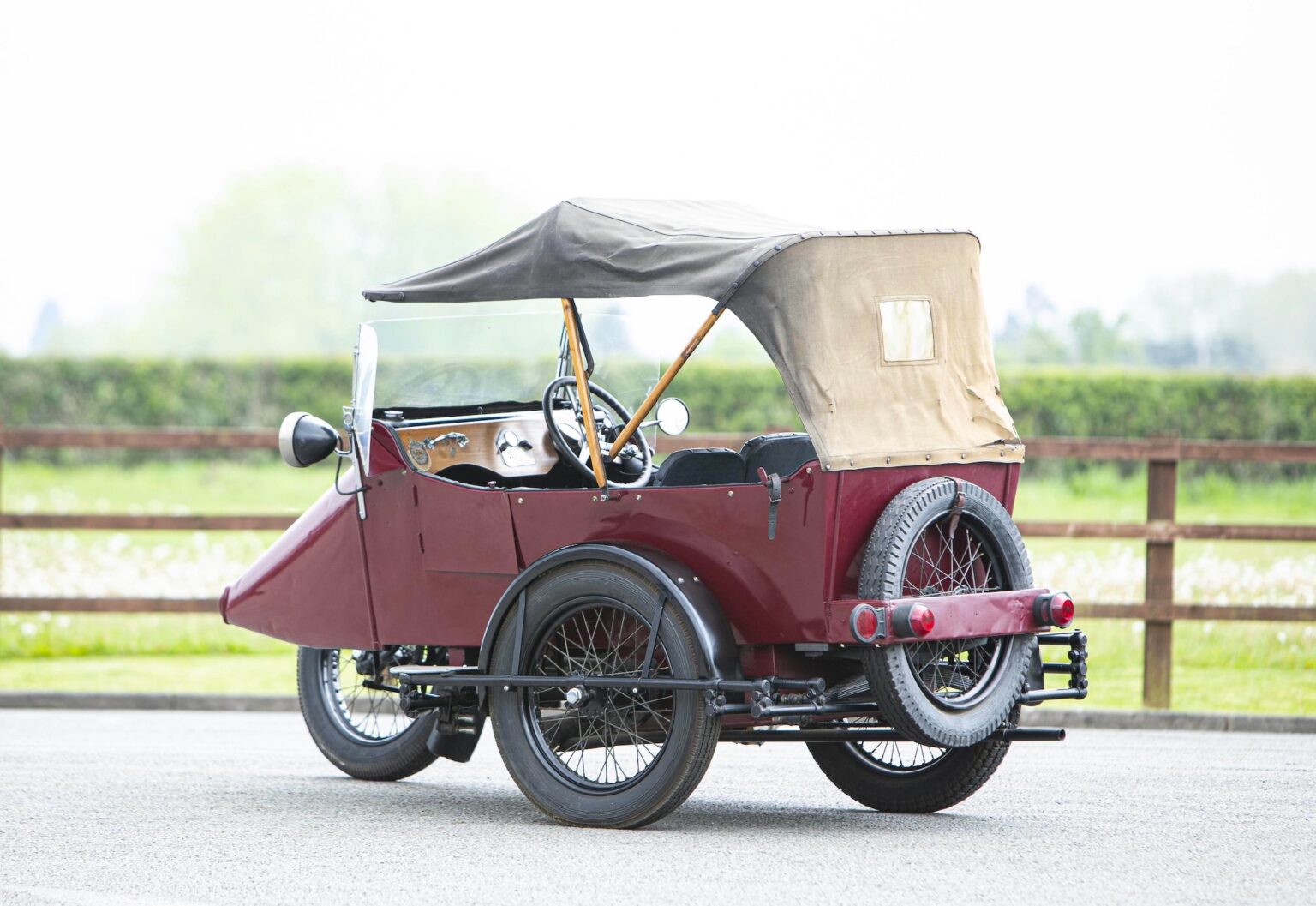 A Car/Motorcycle Hybrid – The SEAL Family Motorcycle Combination