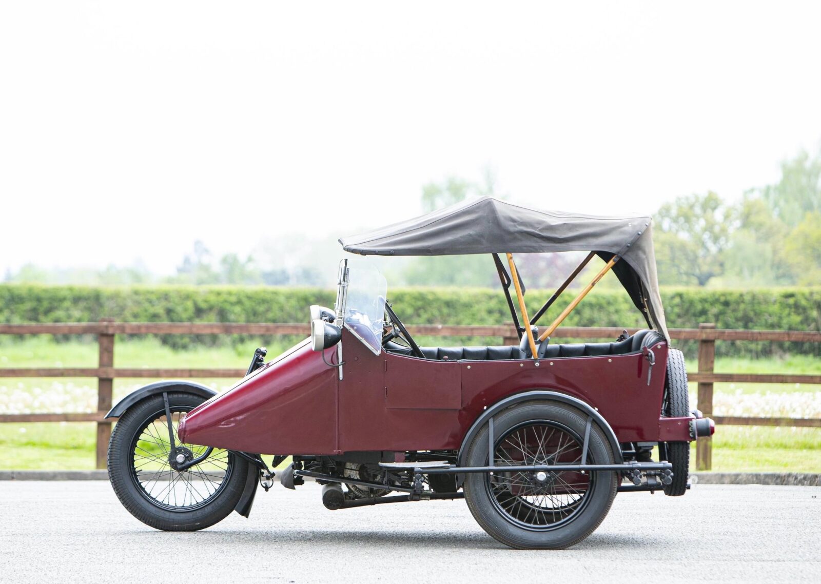 A Car/Motorcycle Hybrid – The SEAL Family Motorcycle Combination