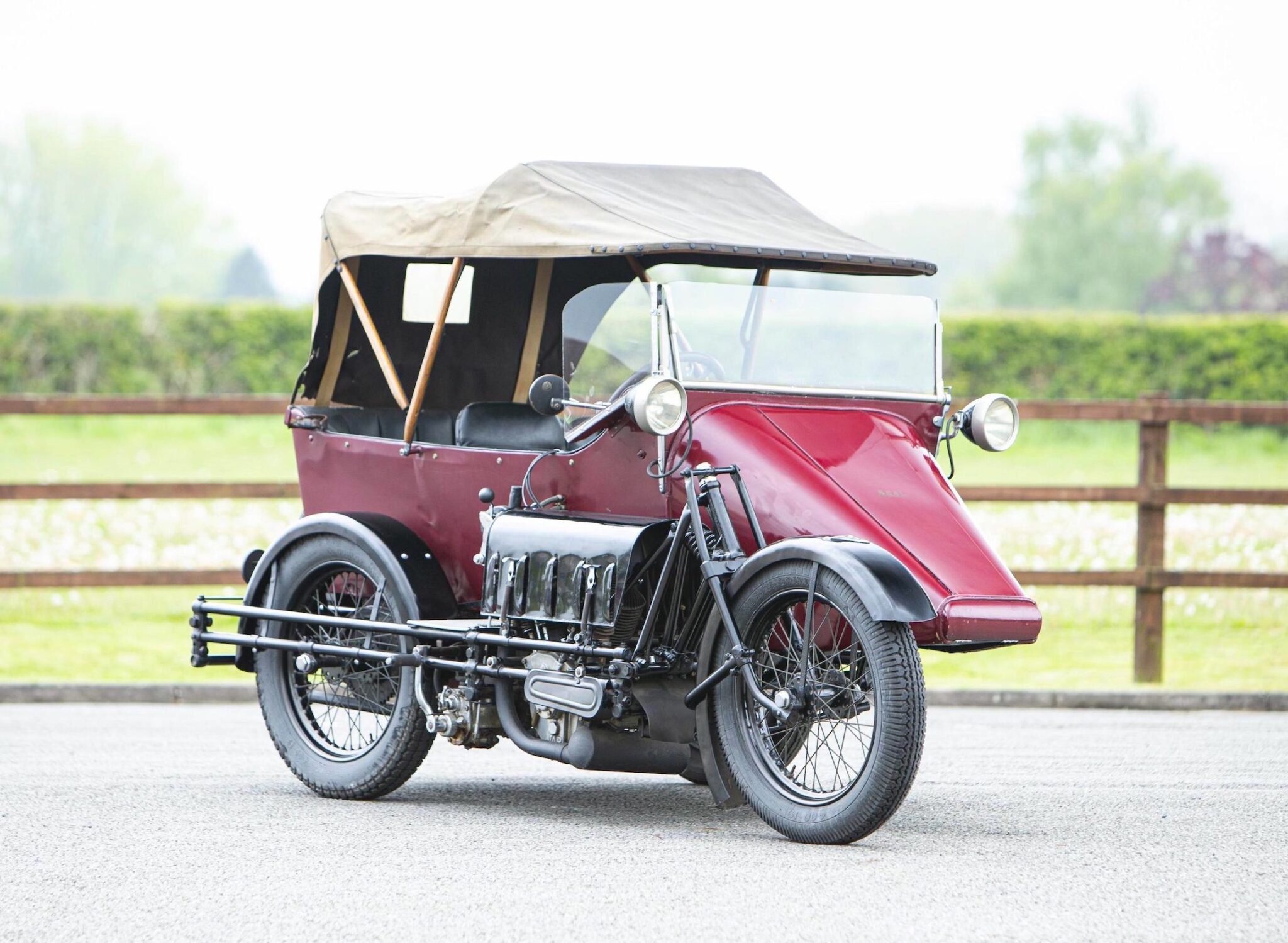 A Car/Motorcycle Hybrid – The SEAL Family Motorcycle Combination