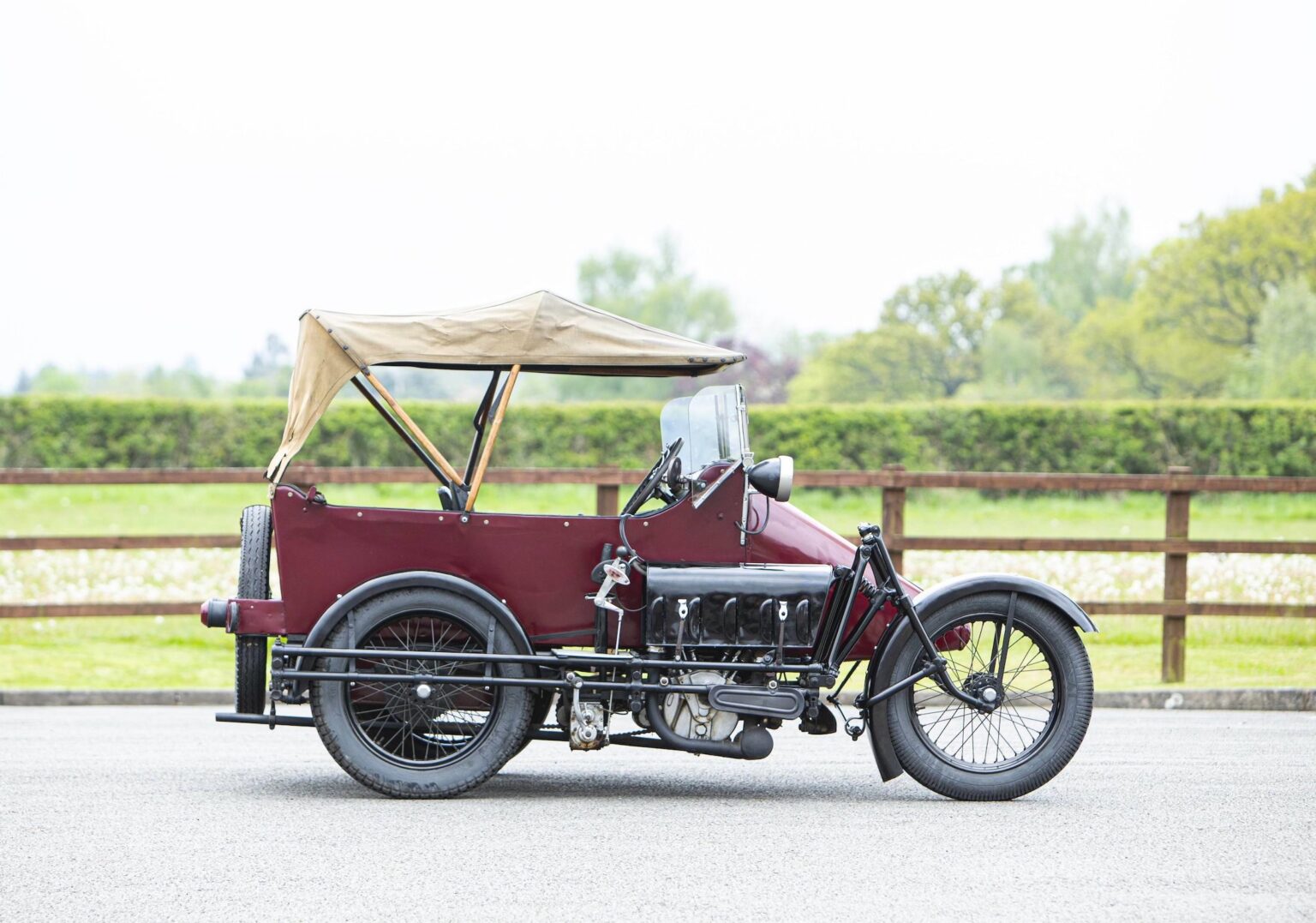 A Car/Motorcycle Hybrid – The SEAL Family Motorcycle Combination