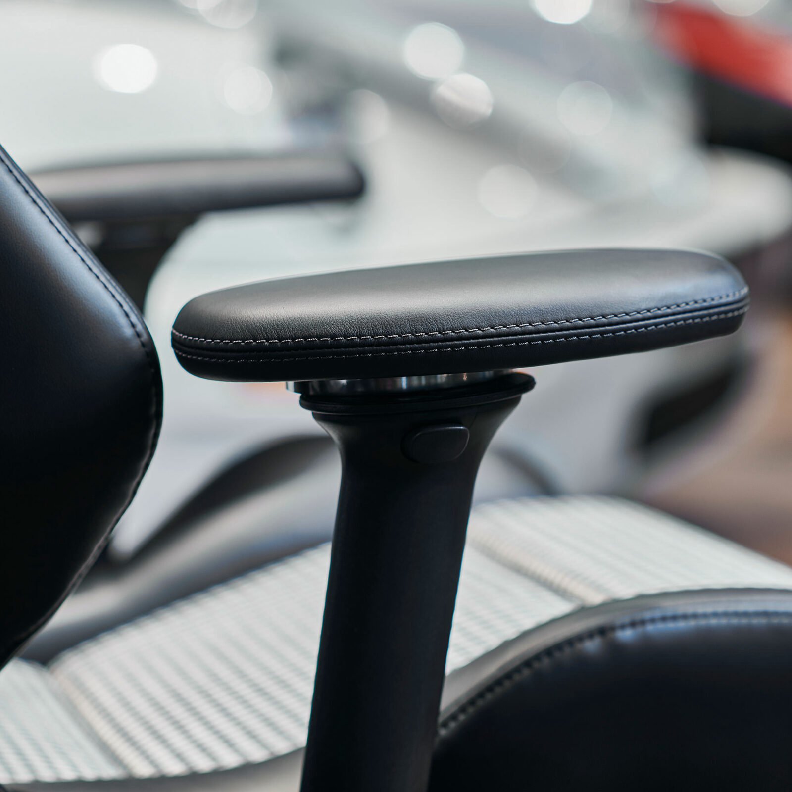 The Recaro Office Class LX: A Retro Automotive Office Chair