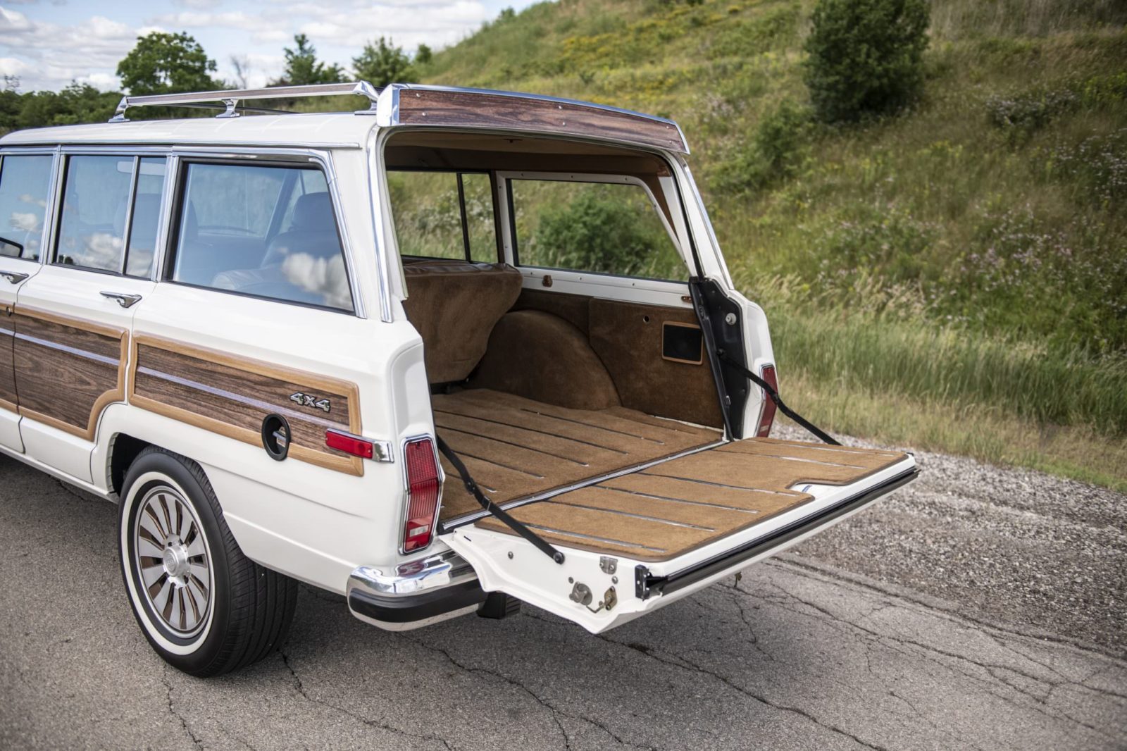 A "Sleeper" Classic 4x4: 1986 Jeep Grand Wagoneer With A 330 BHP Hemi V8