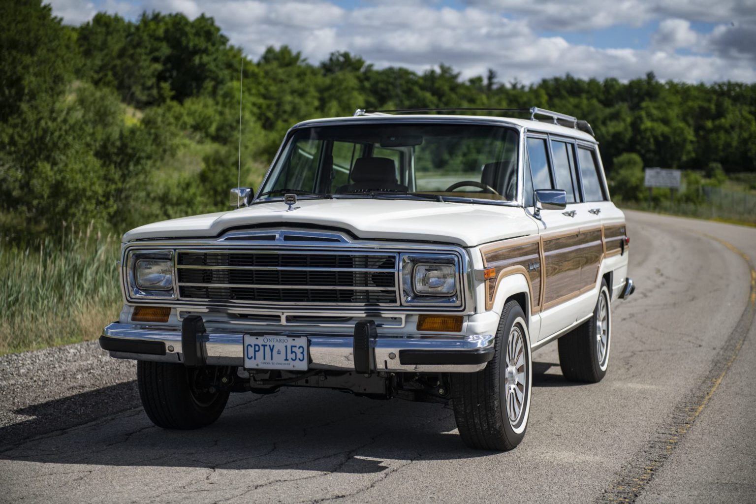 A "Sleeper" Classic 4x4: 1986 Jeep Grand Wagoneer With A 330 BHP Hemi V8