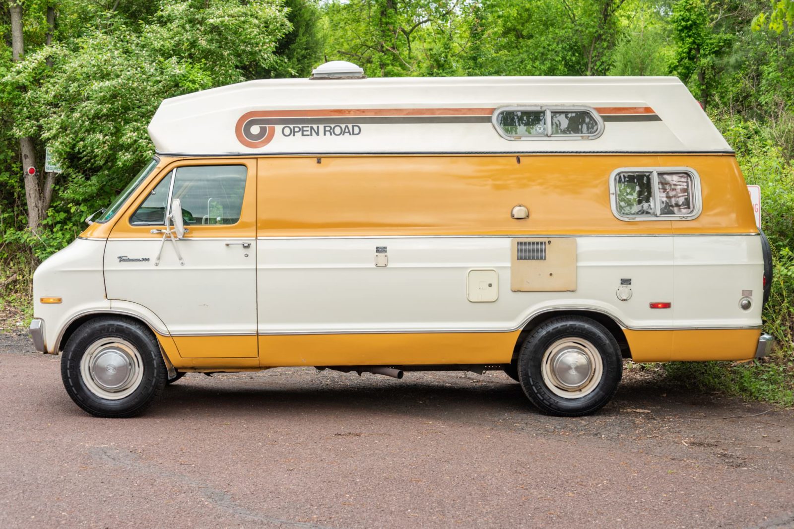 MY FEEDLY: A Retro Home On Wheels: 1974 Dodge Tradesman B300 Camper Van
