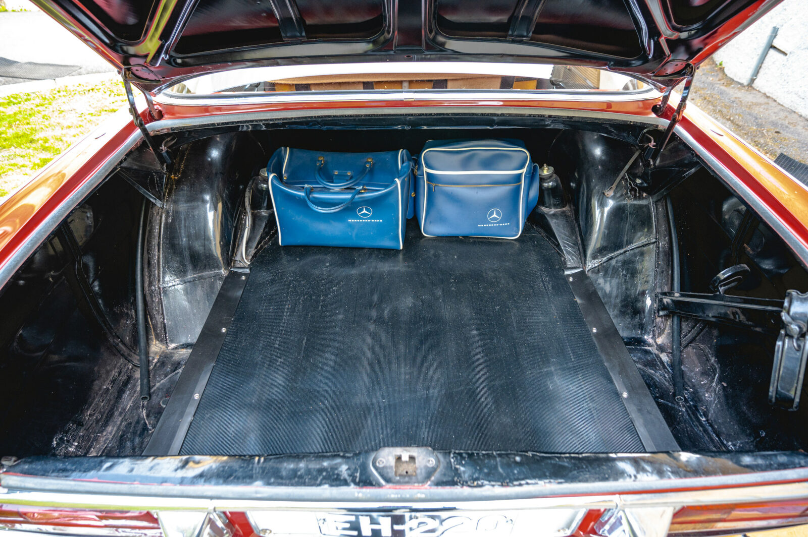 Rally Legend: This Mercedes-Benz 220 SE Won The 1961 Rally Of The 1000 ...