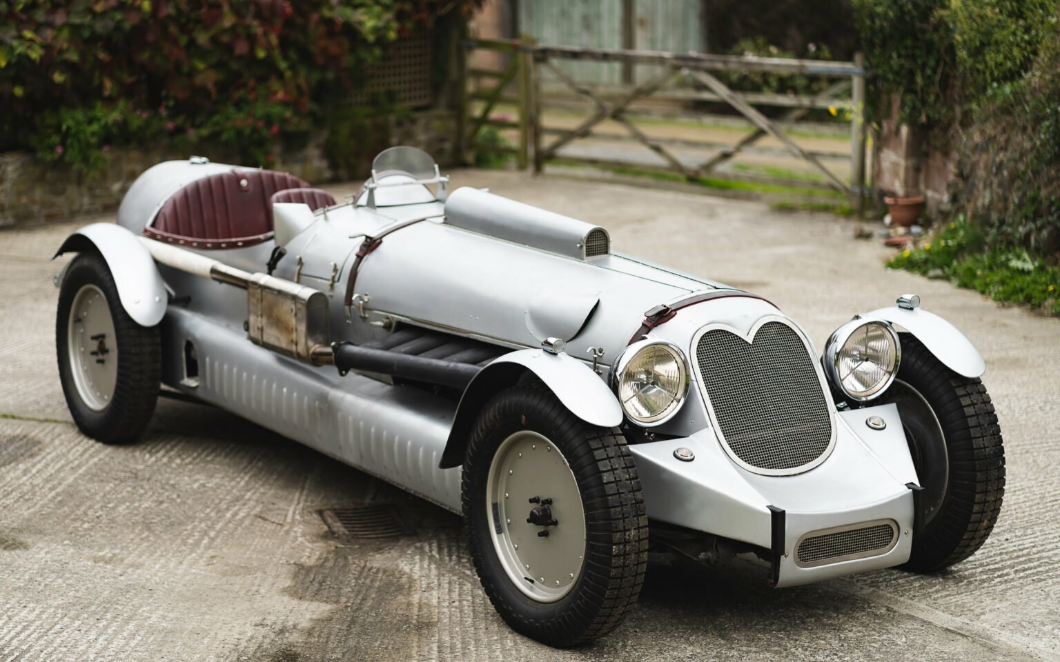 The 631 BHP Meteor 27 Litre V12 Special – Powered By A WWII Tank Engine