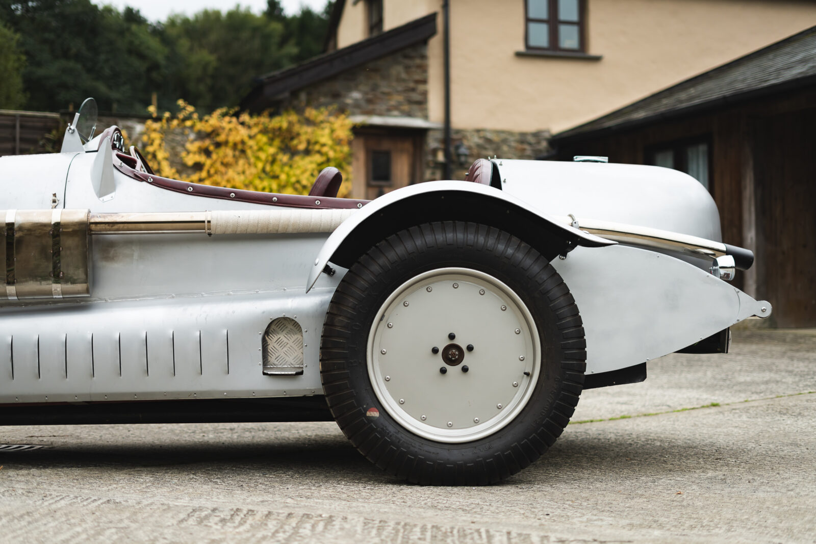The 631 BHP Meteor 27 Litre V12 Special – Powered By A WWII Tank Engine
