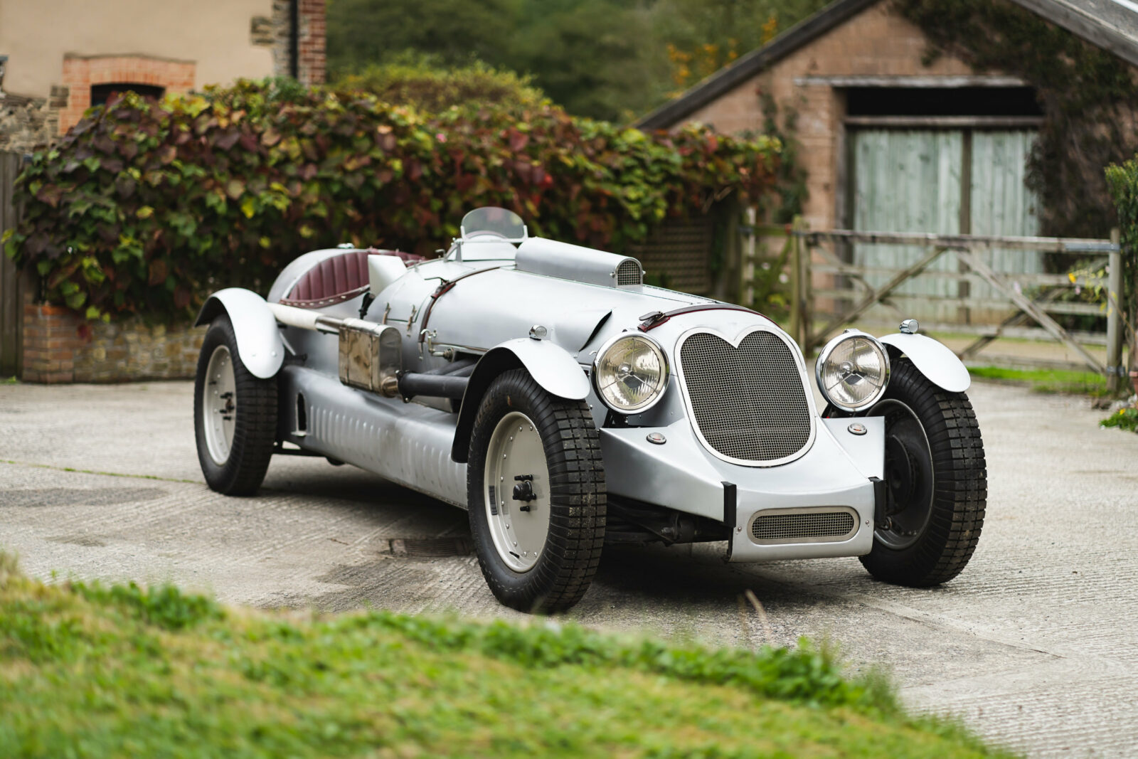 The 631 BHP Meteor 27 Litre V12 Special – Powered By A WWII Tank Engine