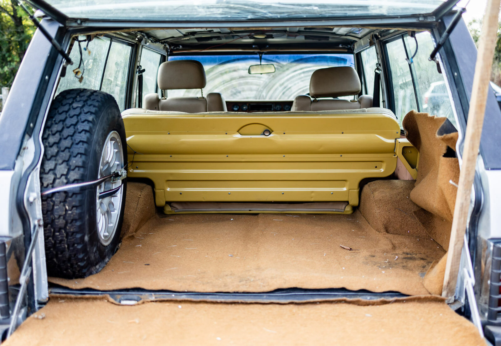 Barn Find: A Rare Wood & Pickett Range Rover From 1971
