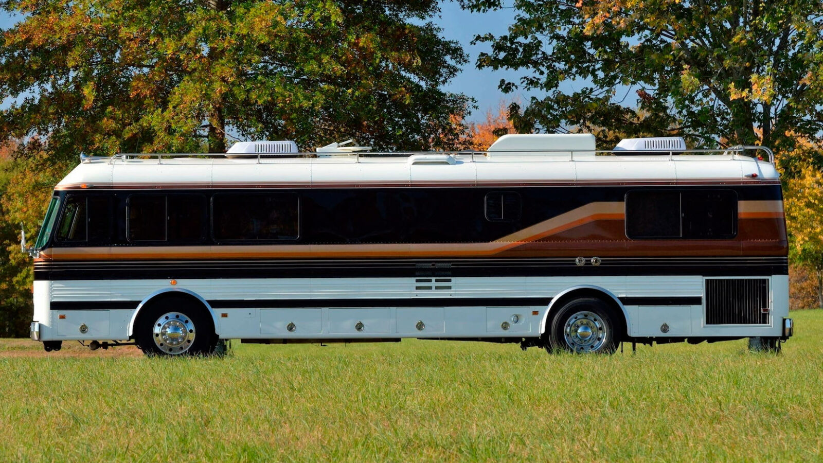 Retro Vanlife Luxury: A 1965 GMC Bus Motorhome