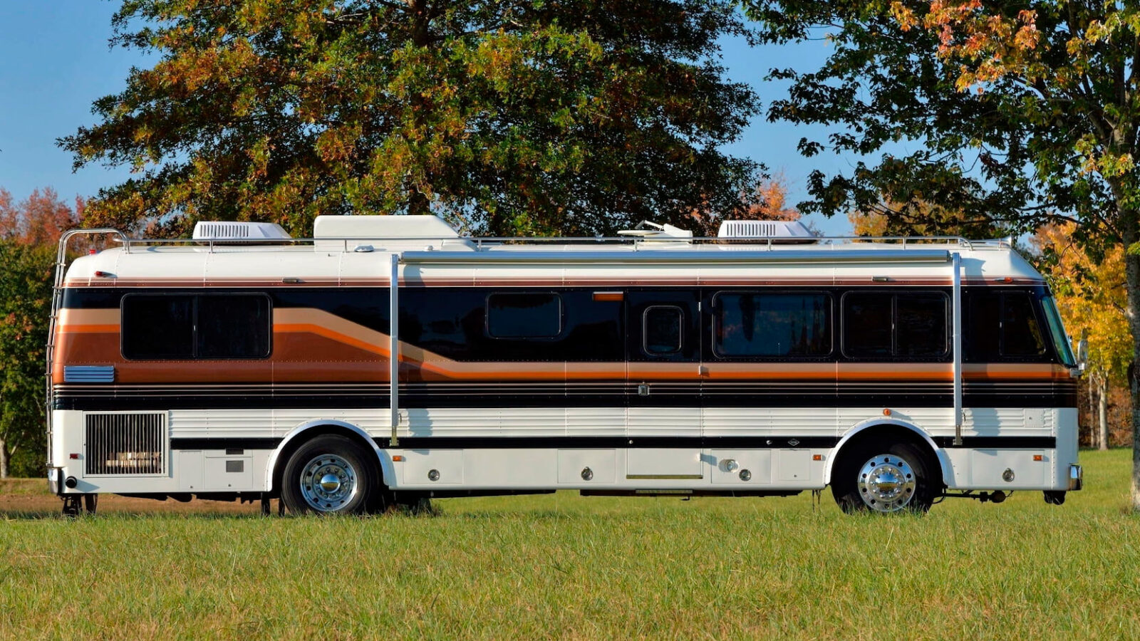 Retro Vanlife Luxury: A 1965 GMC Bus Motorhome