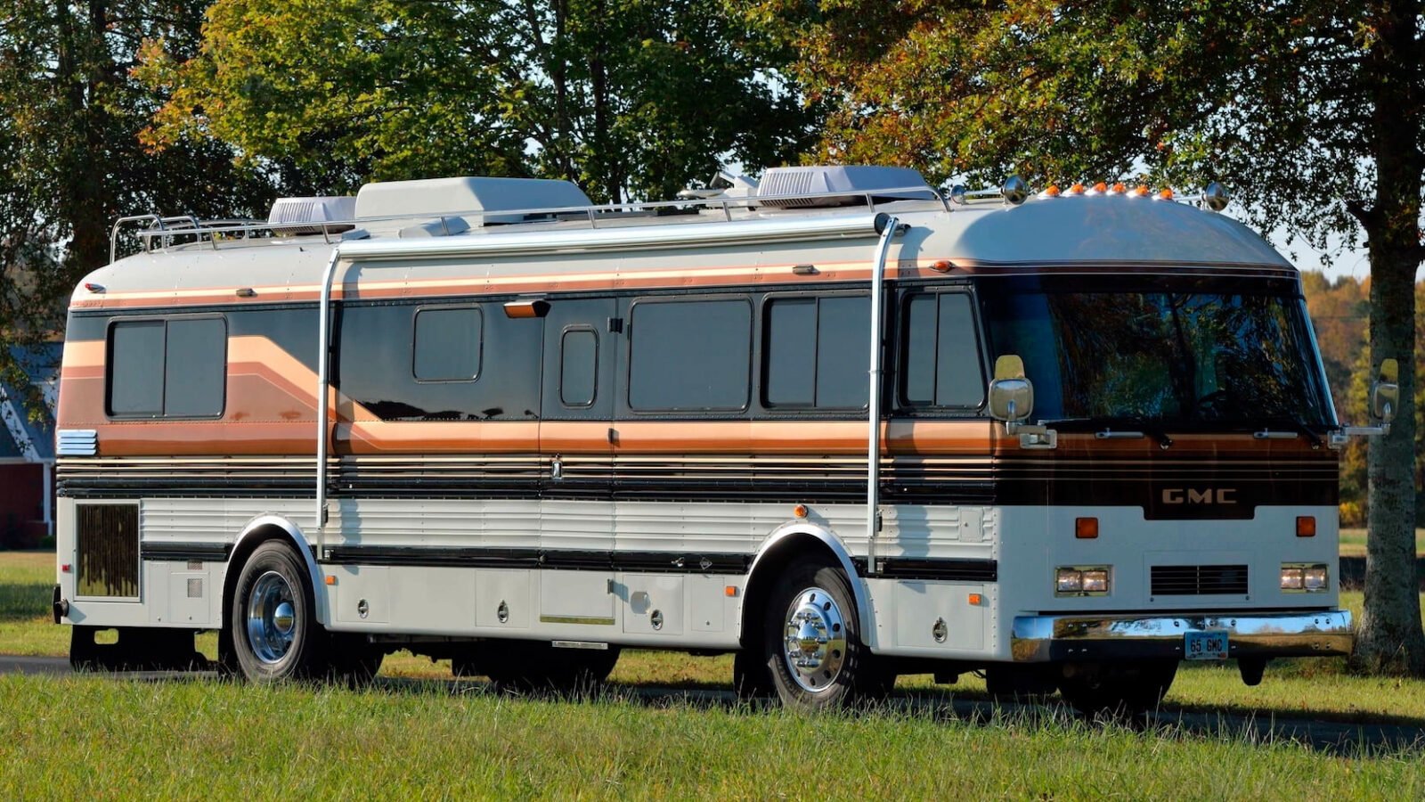 Retro Vanlife Luxury: A 1965 GMC Bus Motorhome