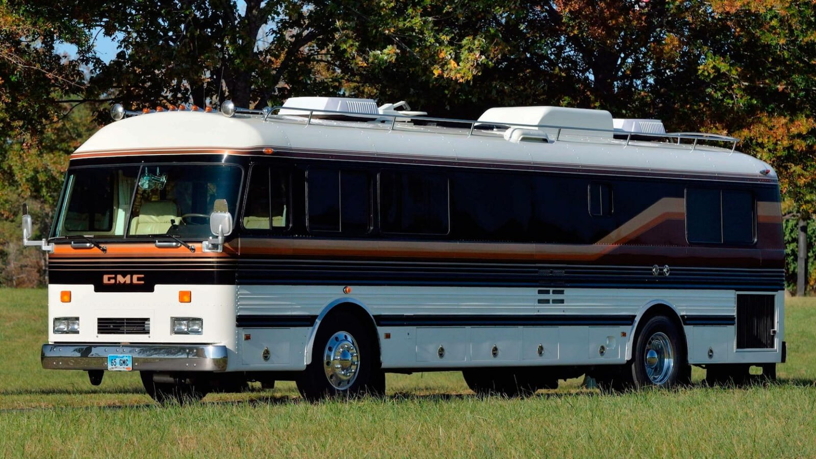 Retro Vanlife Luxury: A 1965 GMC Bus Motorhome