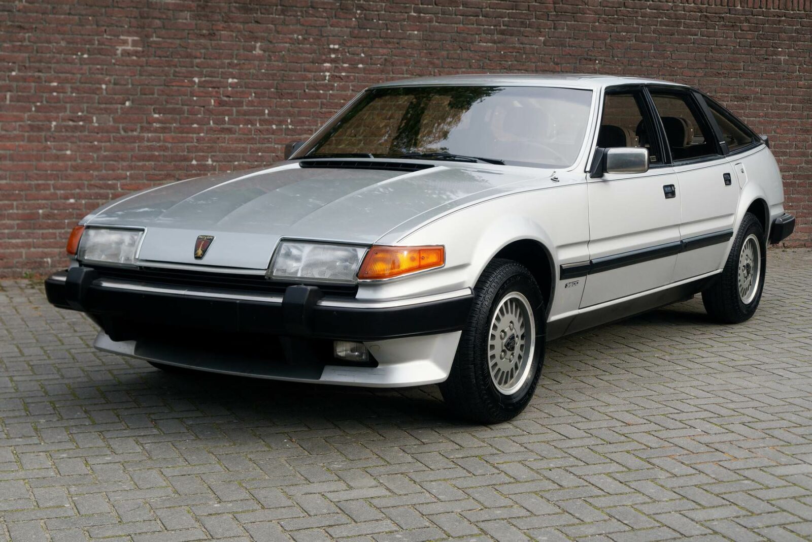 "The Poor Man's Ferrari Daytona" – A Rover SD1 Vanden Plas