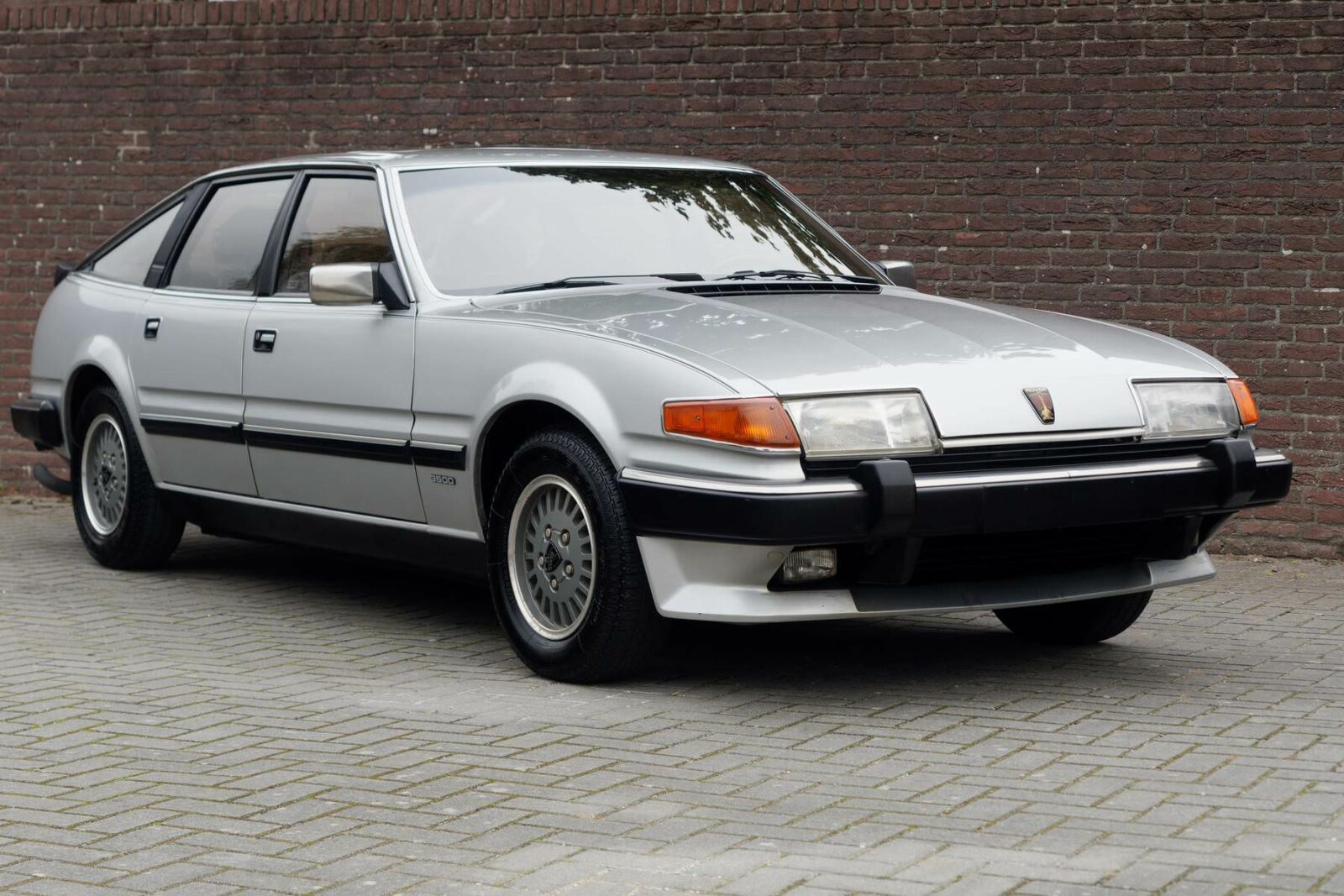 "The Poor Man's Ferrari Daytona" – A Rover SD1 Vanden Plas