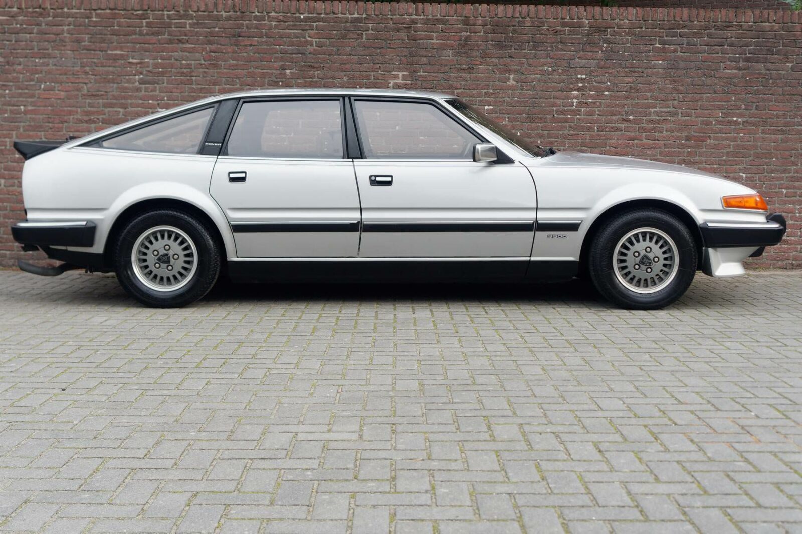 "The Poor Man's Ferrari Daytona" – A Rover SD1 Vanden Plas