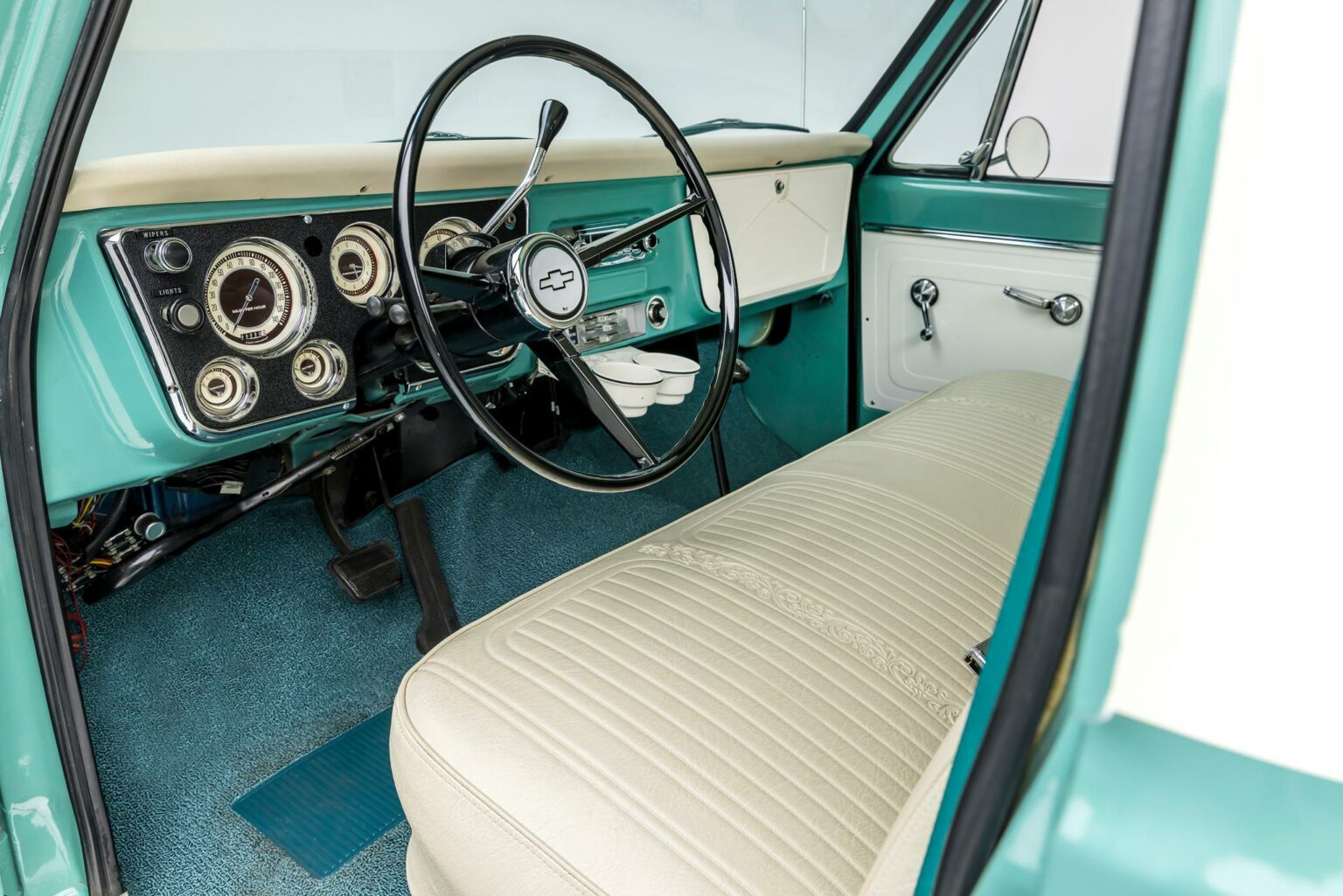 Restomodification Done Right: A 1968 Chevrolet C10 4×4 Pickup