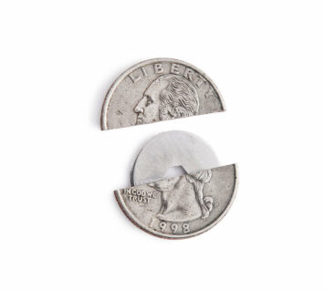 The Quarter Cutter™ – A Quarter With A Hidden Blade