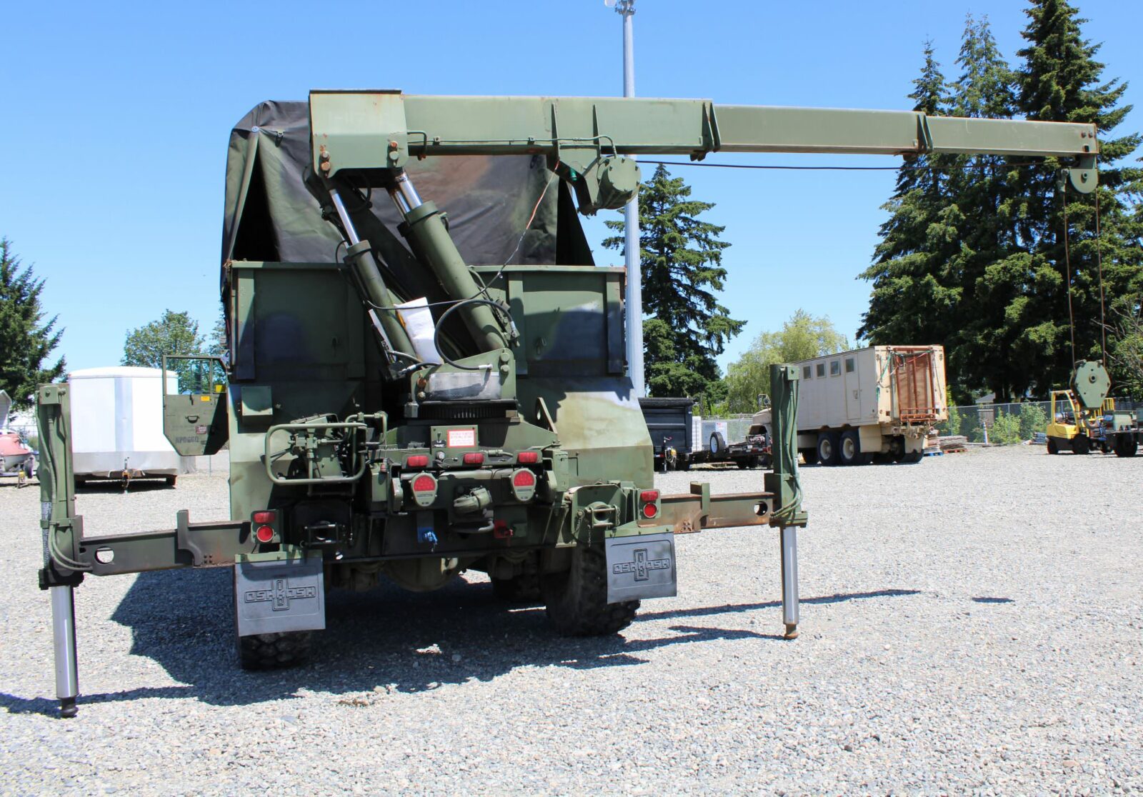 A Go Anywhere Overlander Platform: The Oshkosh M-985 HEMTT 8×8