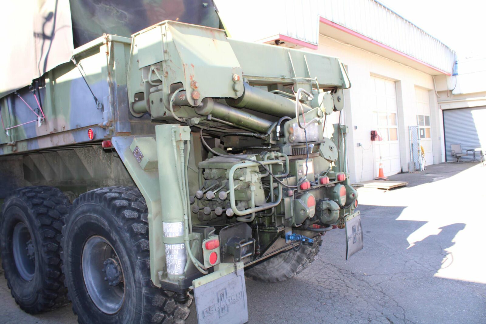 A Go Anywhere Overlander Platform: The Oshkosh M-985 HEMTT 8×8