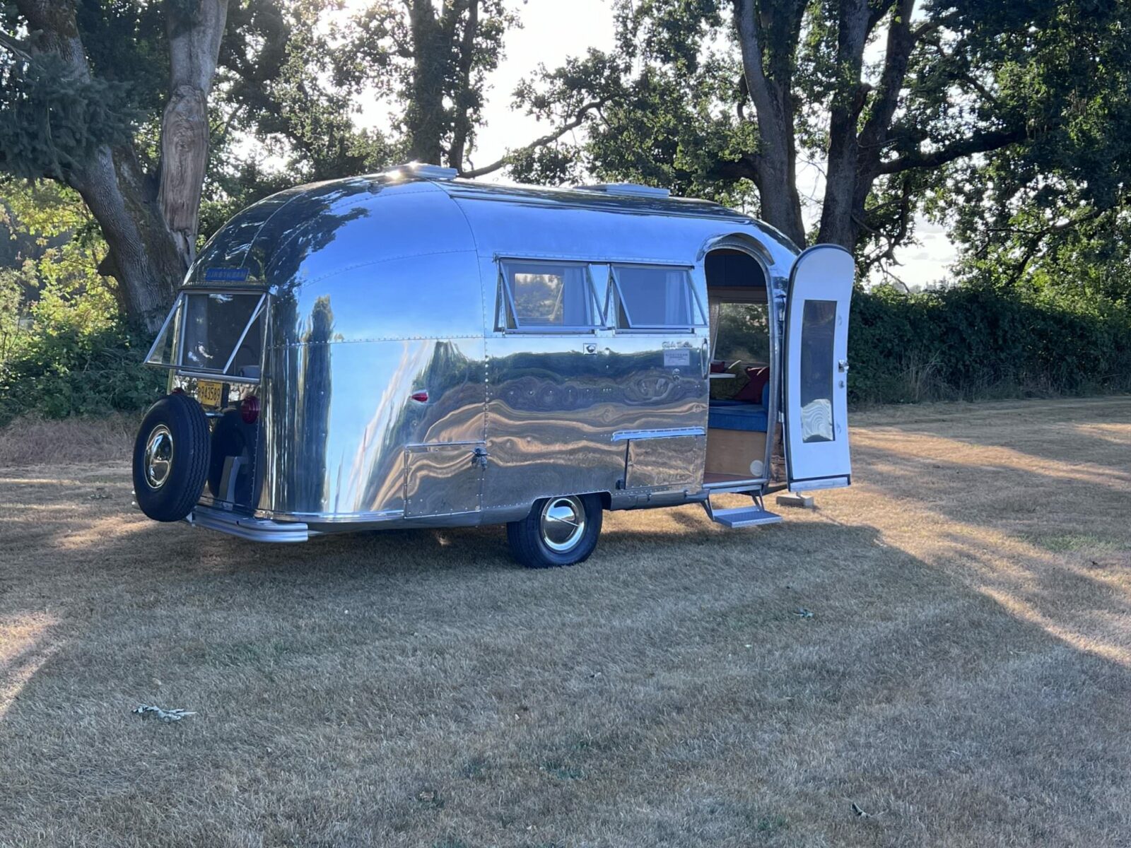 Retro Home On Wheels: A 1962 Airstream Globe Trotter