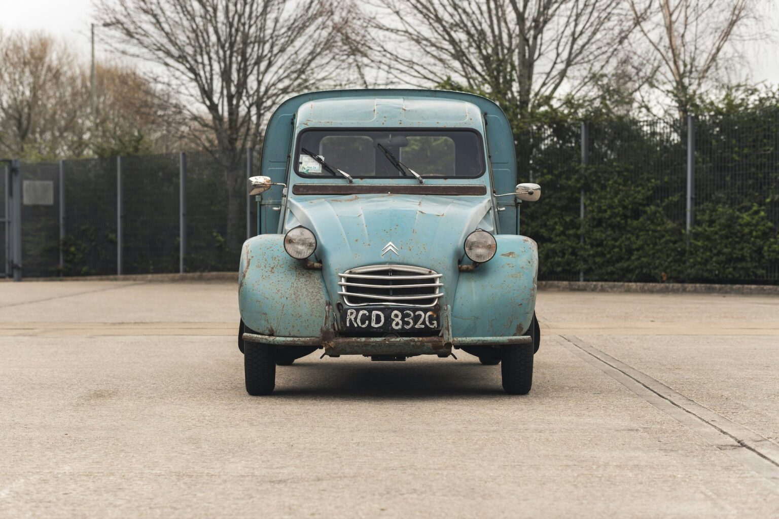 Hidden BMW Power – A Citroën 2CV Van "Sleeper"