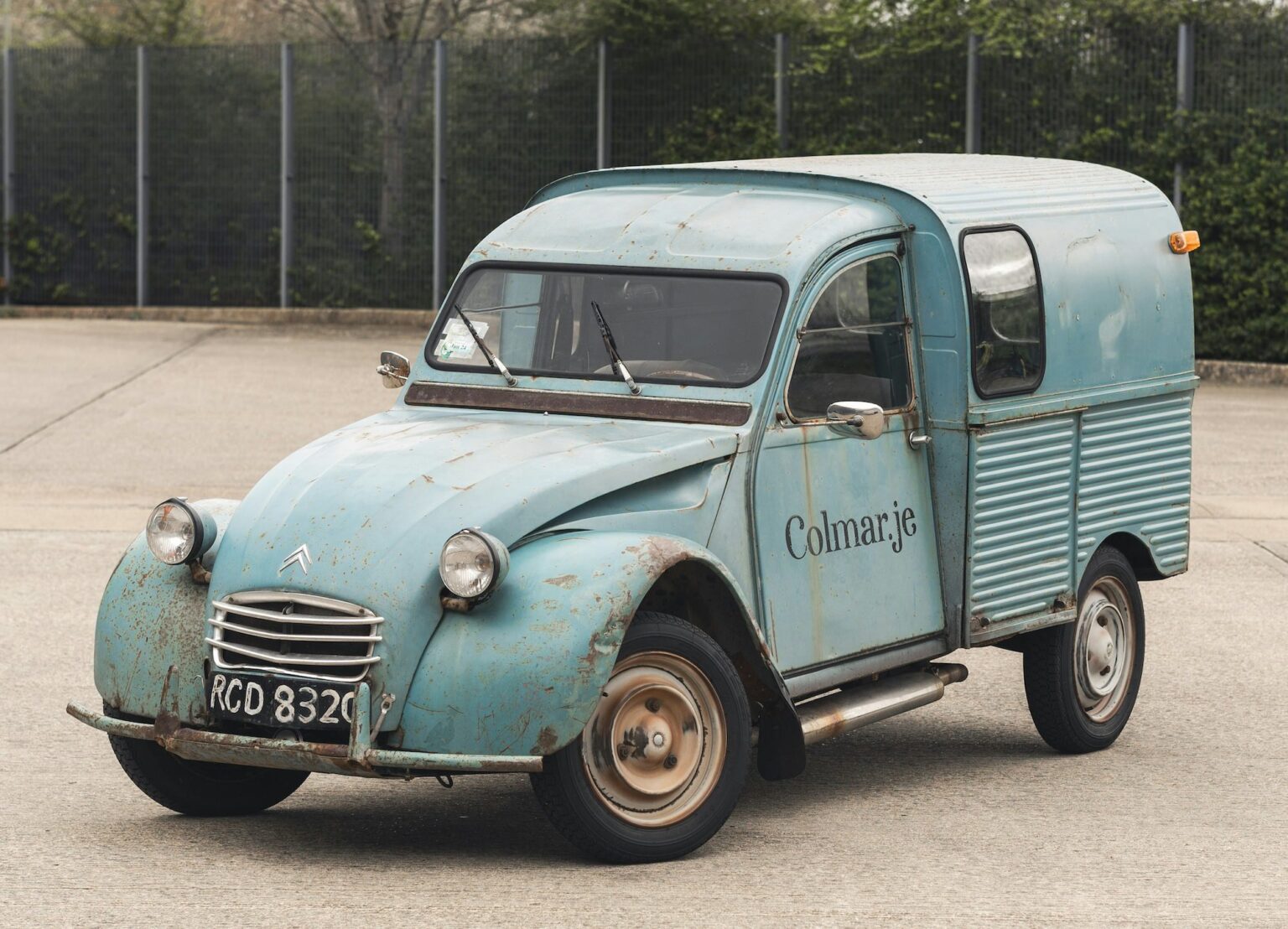 Hidden BMW Power – A Citroën 2CV Van "Sleeper"