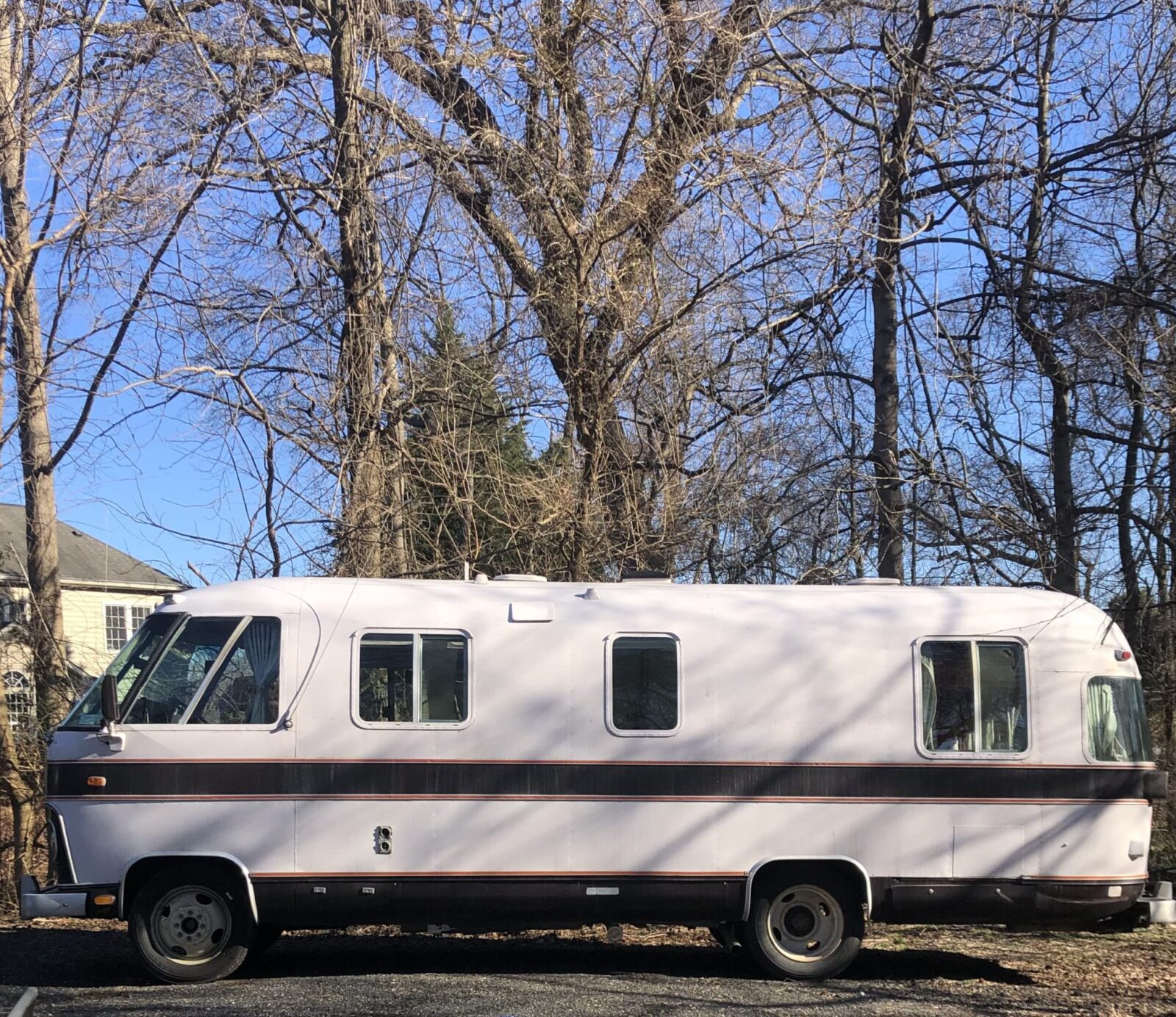 Retro Home-On-Wheels: A 1976 Airstream Argosy Motorhome