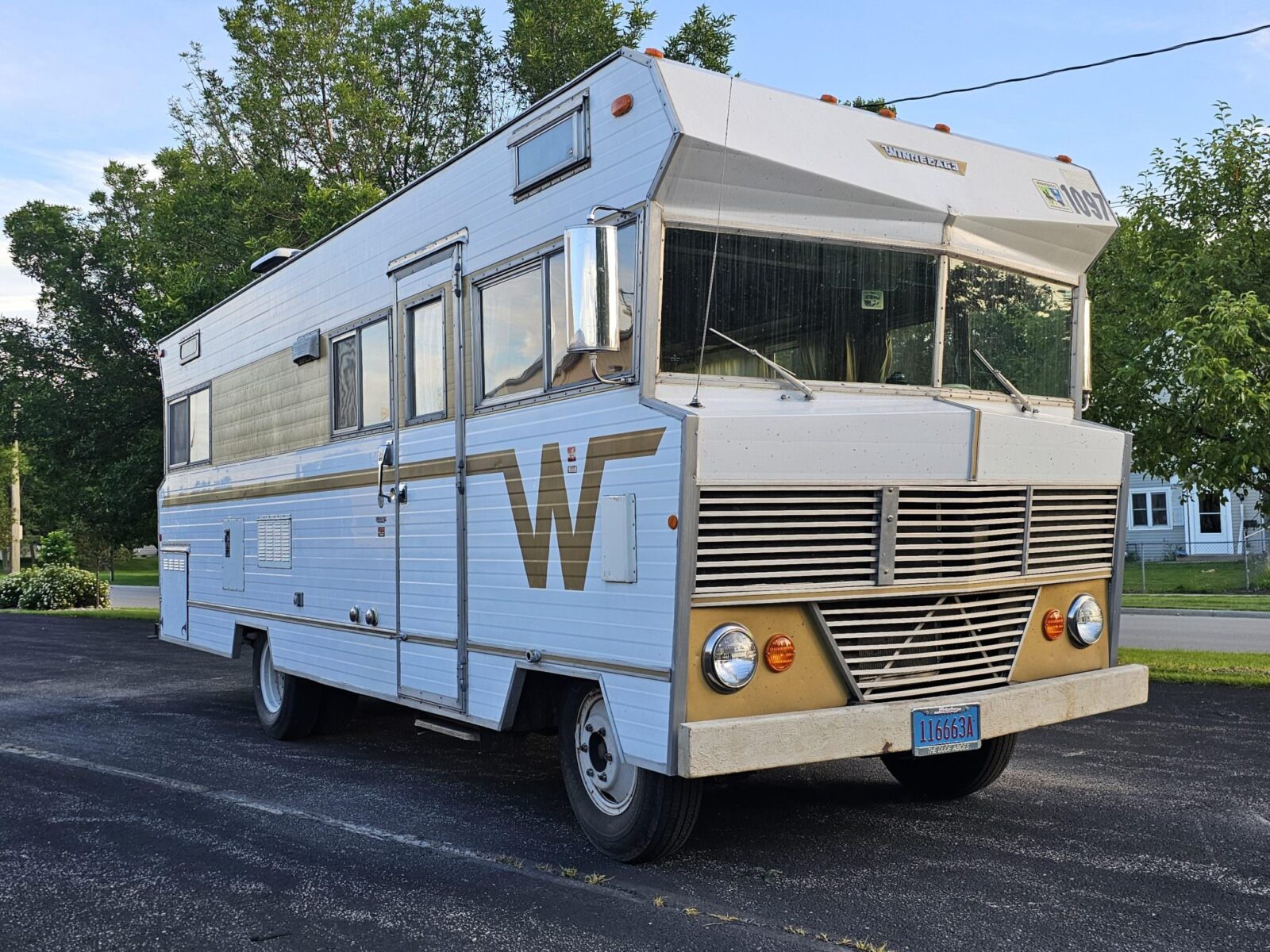 Retro Home-On-Wheels: A 1969 Winnebago D22 Motorhome