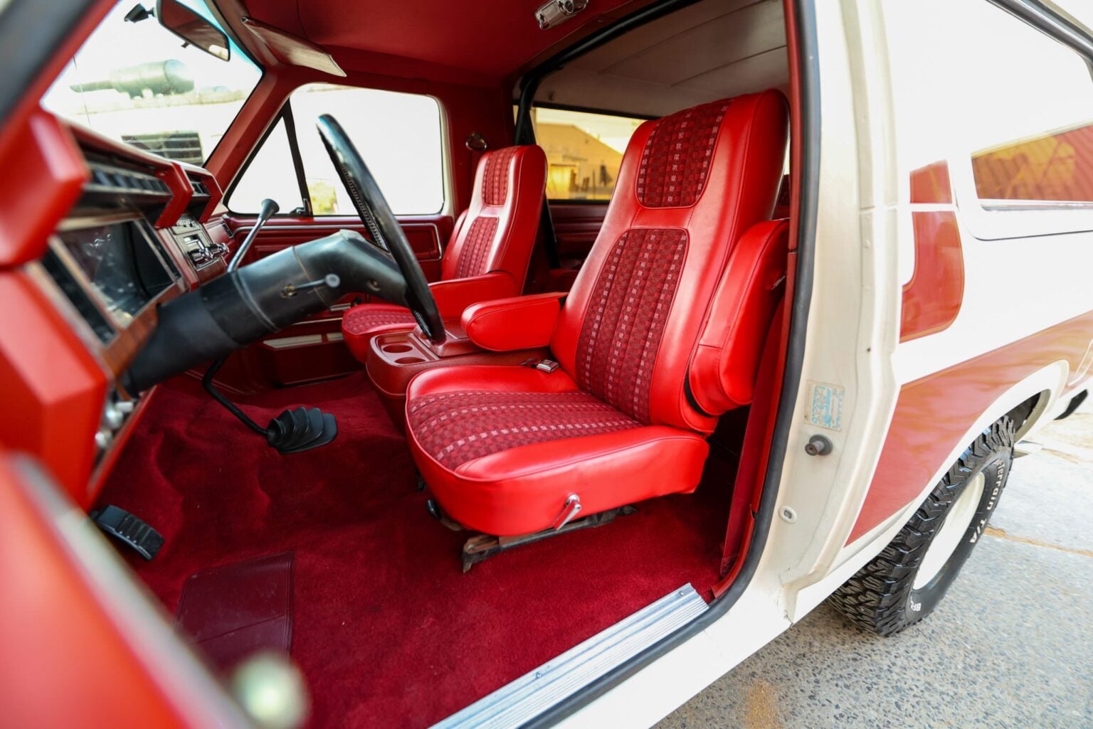 For Sale: A 420 BHP Godzilla-Powered "Bullnose" Ford Bronco