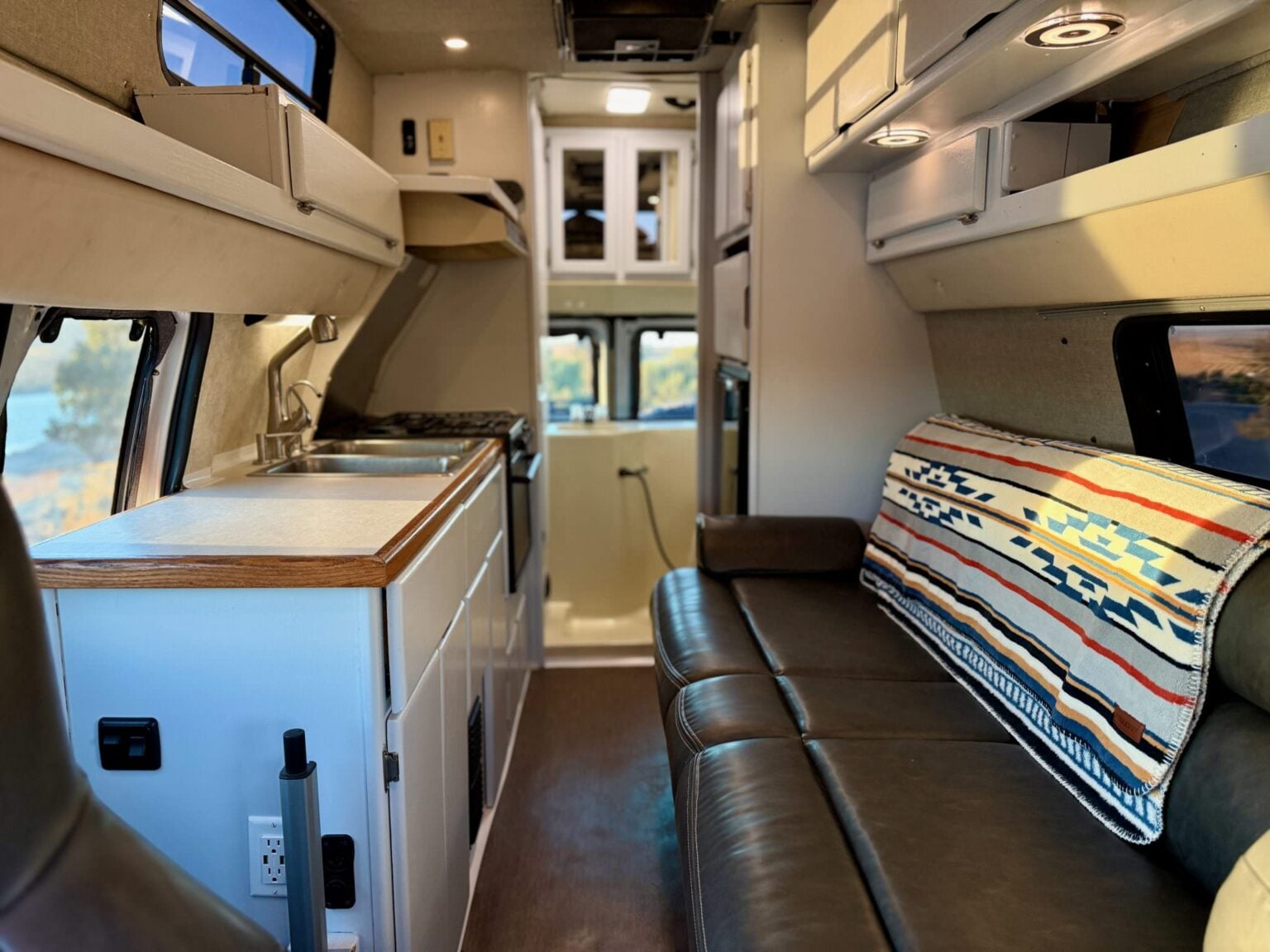 V10-Powered! A Ford E-350 Airstream B-190 Camper 4×4