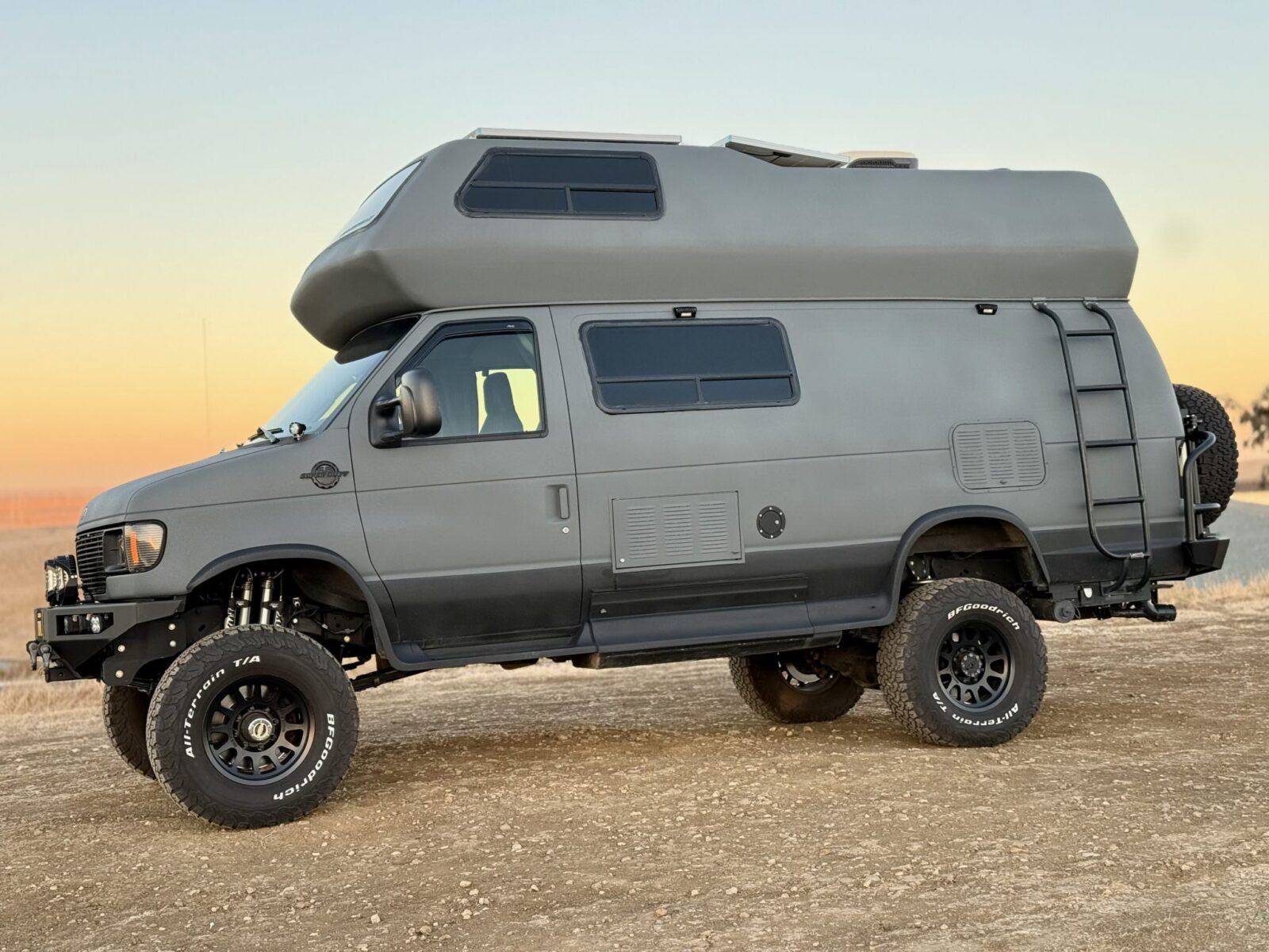 V10-Powered! A Ford E-350 Airstream B-190 Camper 4×4
