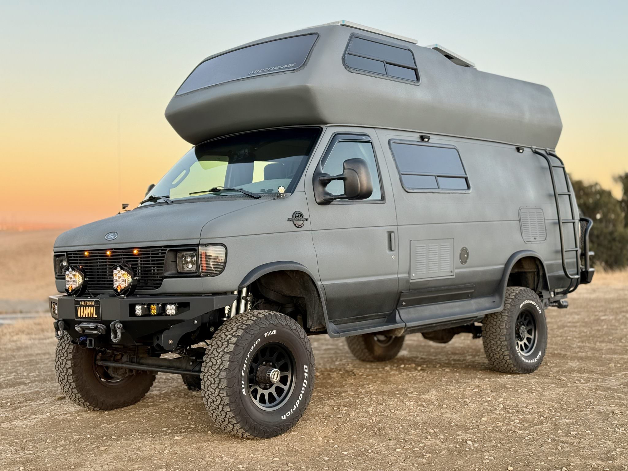 V10-Powered! A Ford E-350 Airstream B-190 Camper 4×4