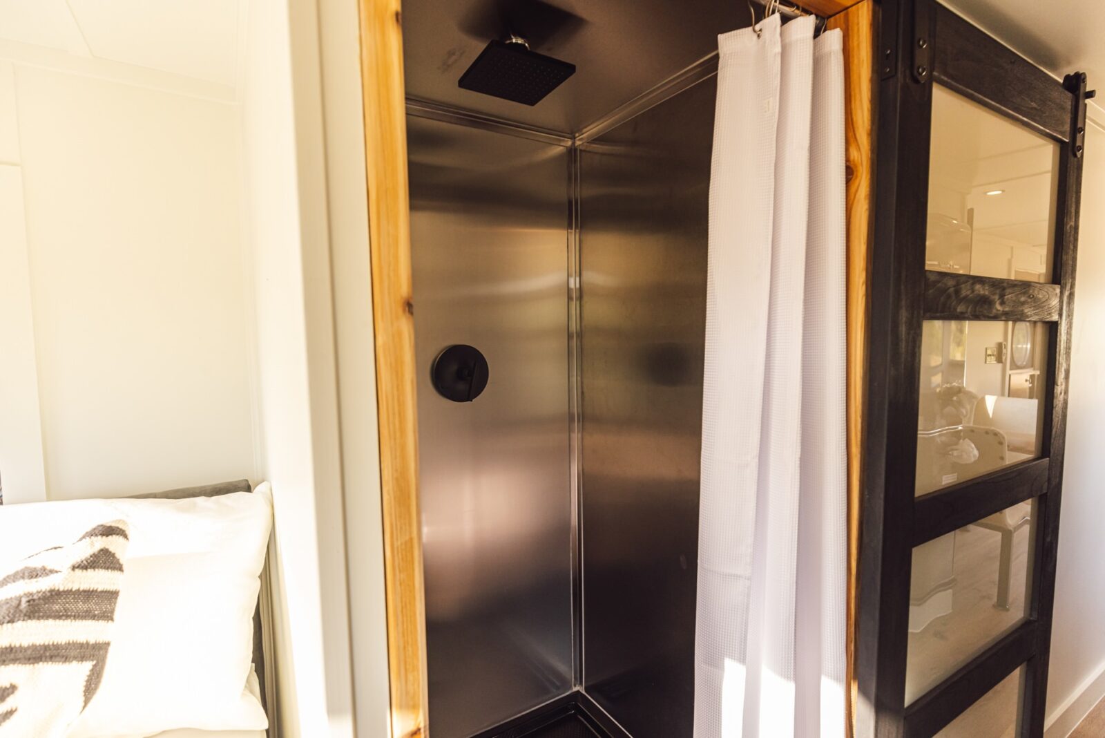 Retro Home-On-Wheels: A Restored 1955 Spartan Royal Manor