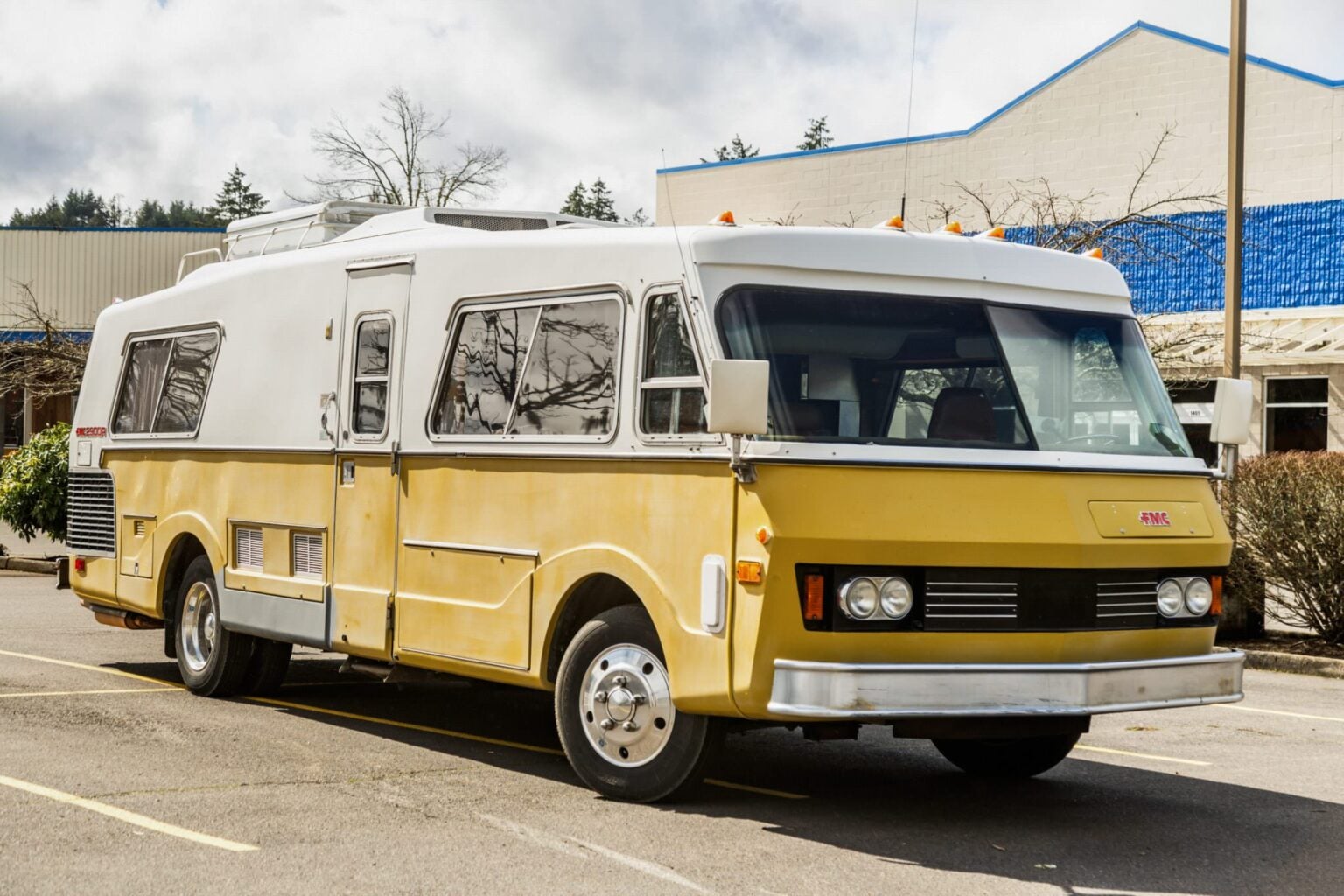 Retro Home-On-Wheels: A 1974 FMC 2900R Motorhome