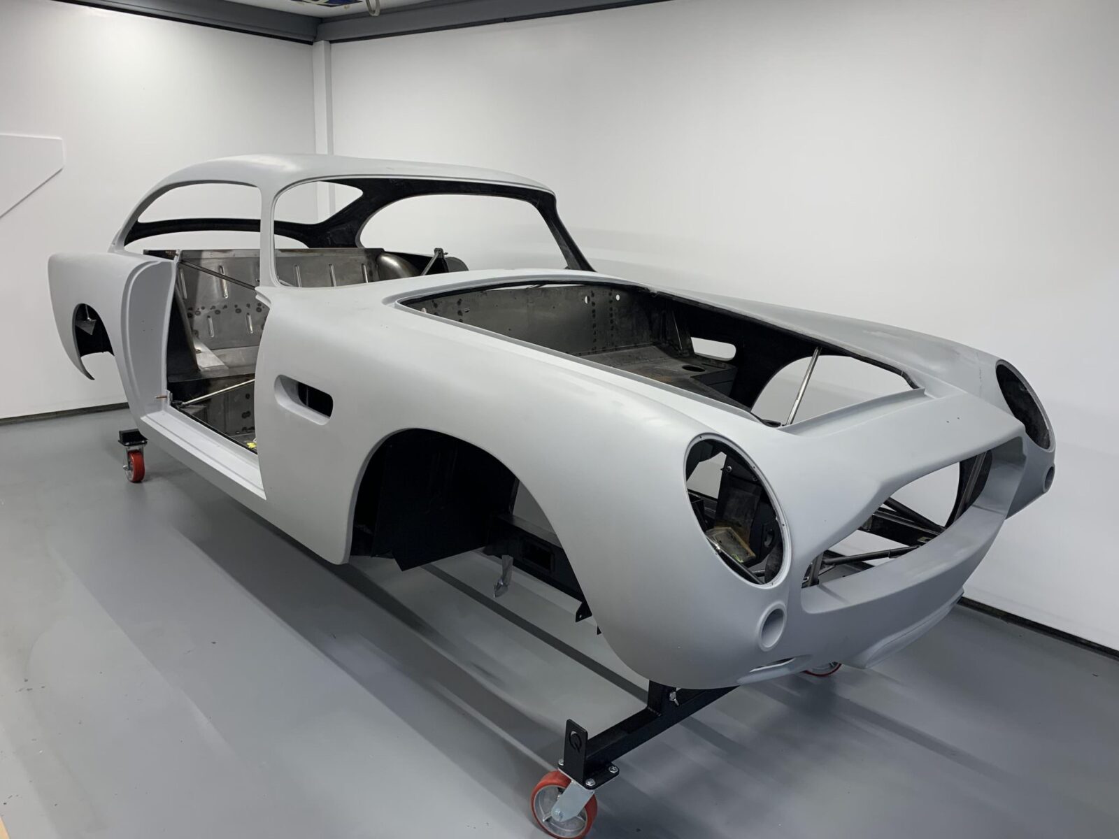 Build It Yourself: A "James Bond" Aston Martin DB5 Replica (With 007 ...