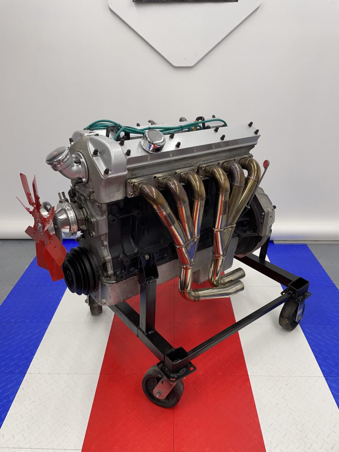 Build It Yourself: A "James Bond" Aston Martin DB5 Replica (With 007 ...