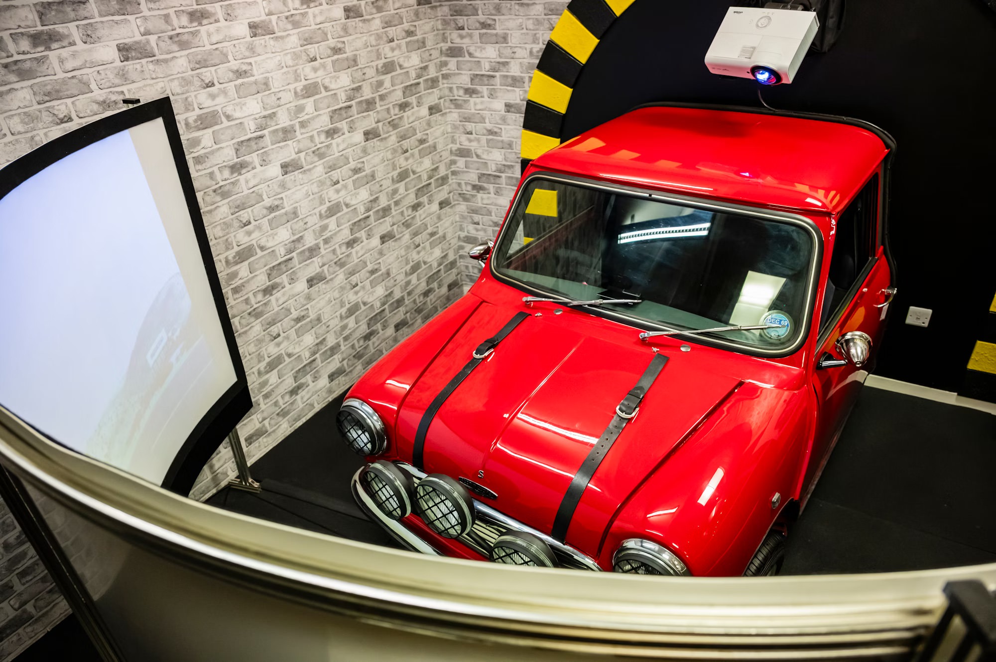 A Brilliant 1:1 Scale "Italian Job" Mini Cooper S Race Simulator