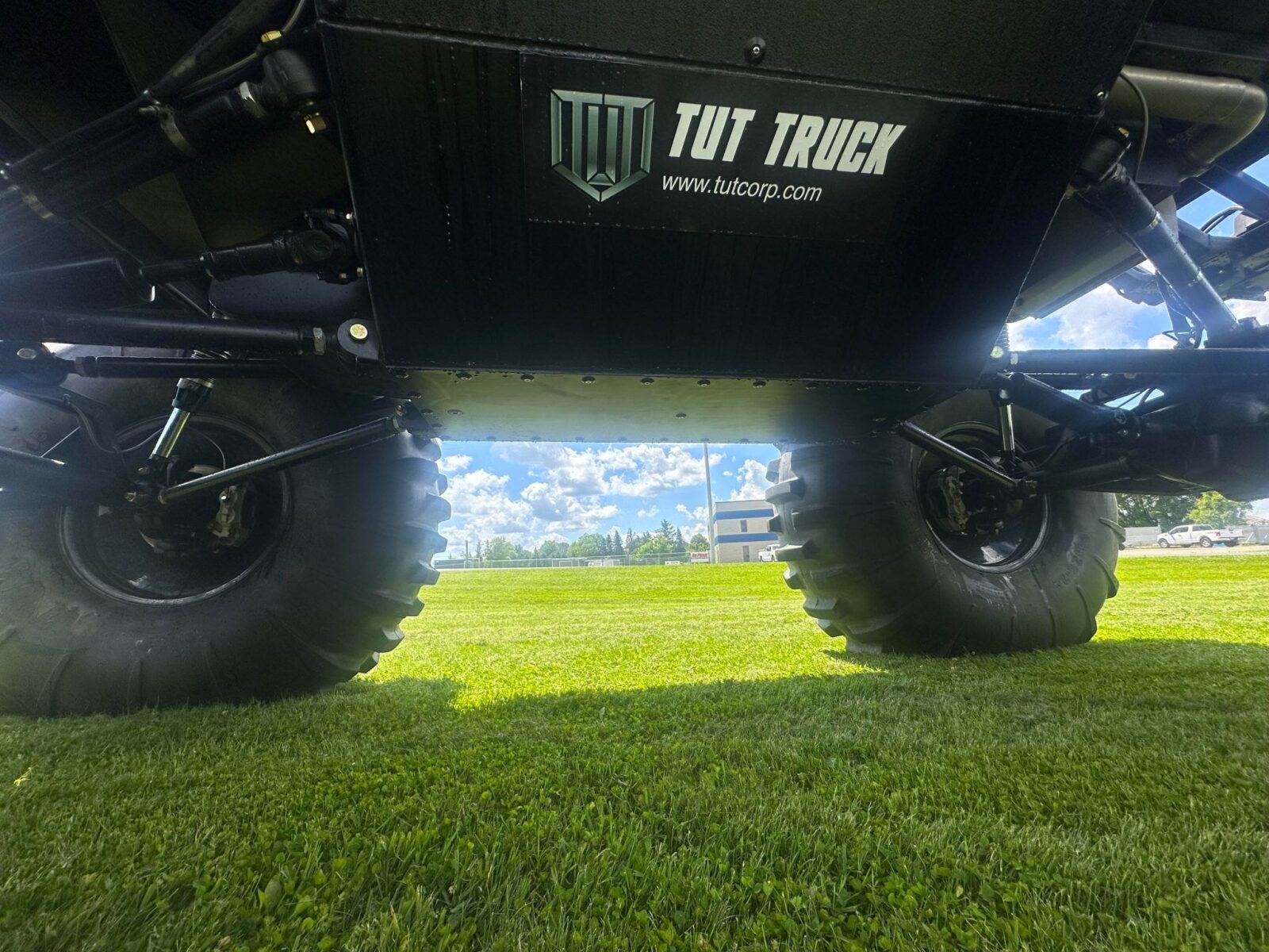 Made In The USA: The TUT Titan Amphibious 4x4 (With 500 BHP)