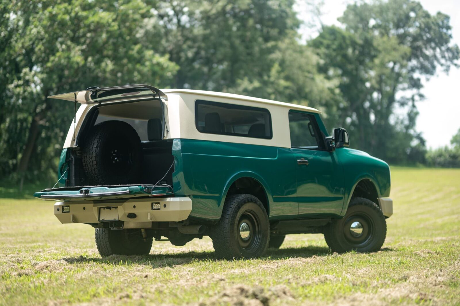 International Harvester Scout II–Bodied 2016 Nissan Titan